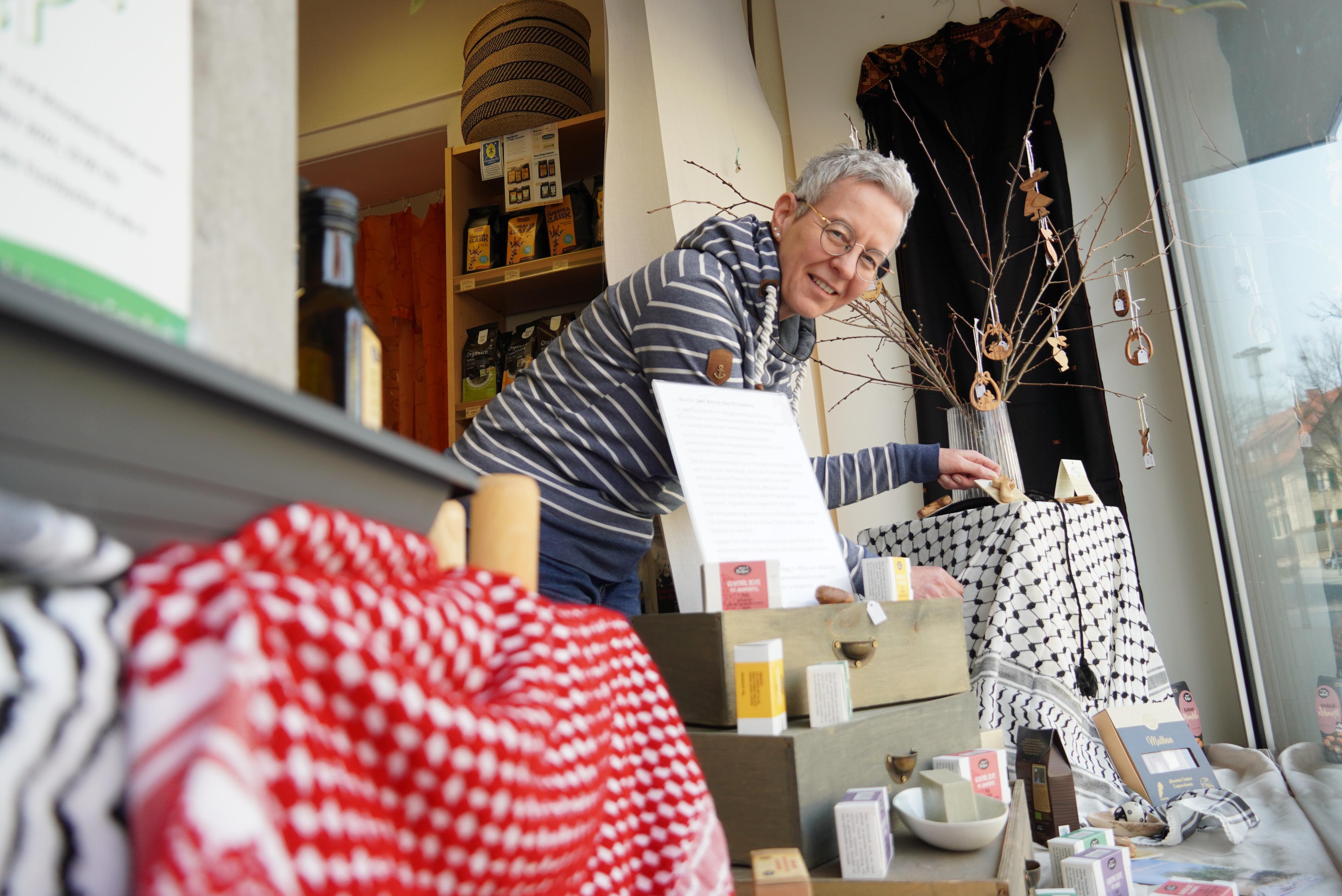 Weltladen Feucht polarisiert mit Palästina-Deko im Schaufenster