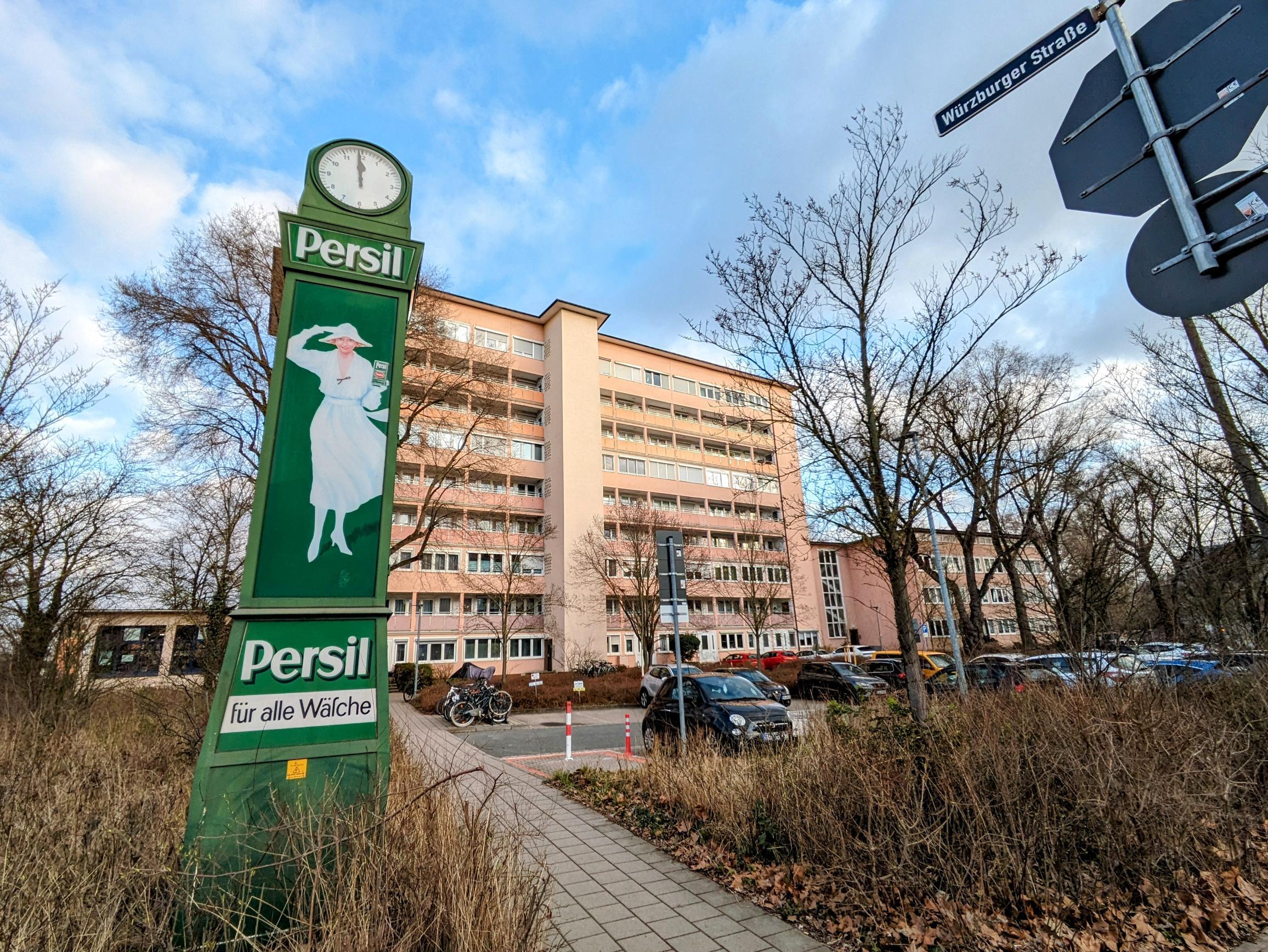 Ausgetickt: Was ist mit der Fürther Persiluhr los? Ihre Zeiger stehen ...