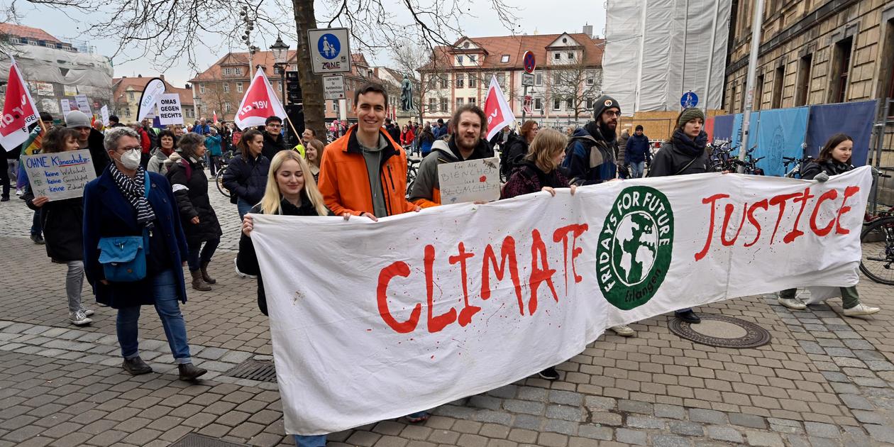Fridays for Future und Verdi-Gewerkschaft auf einer Demo in Erlangen ... Fridays for Future und Verdi-Gewerkschaft auf einer Demo in Erlangen ...