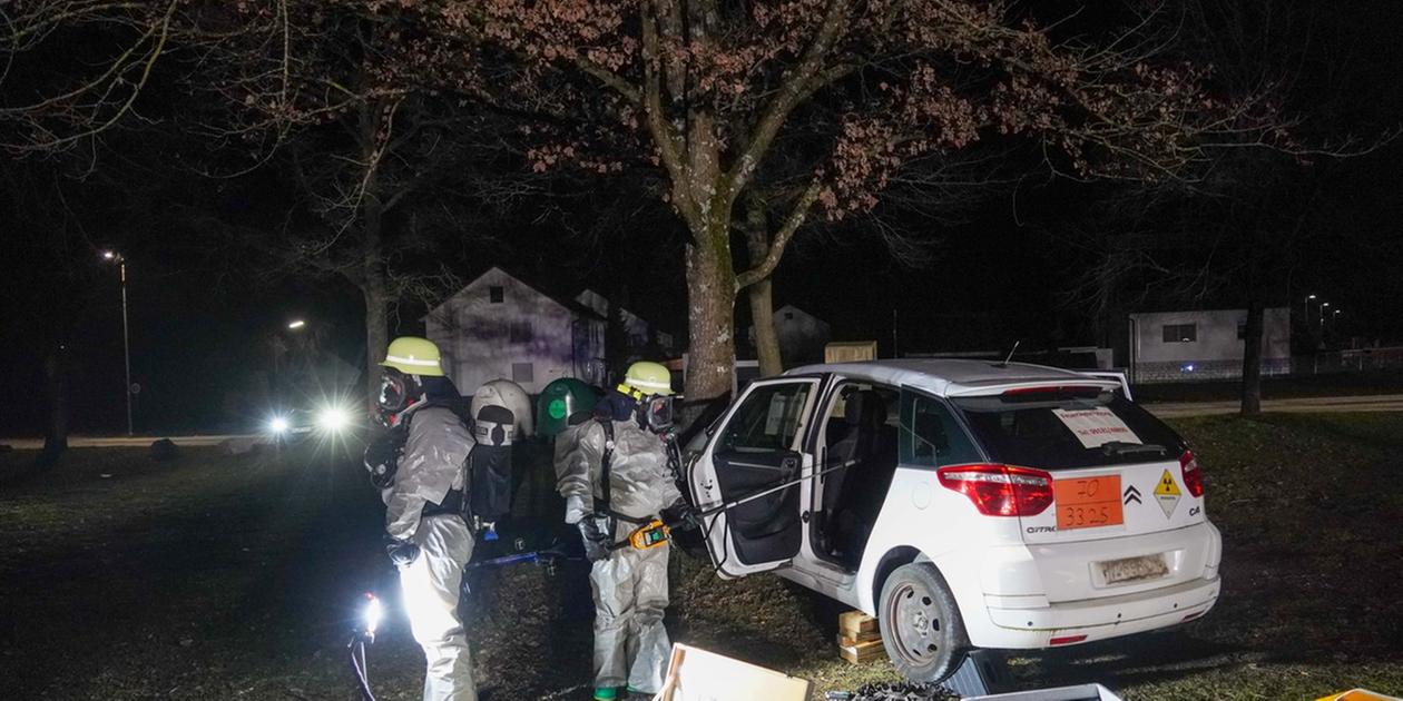 Pkw mit radioaktiver Ladung baut Crash am Volksfestplatz: Feuerwehr ... Pkw mit radioaktiver Ladung baut Crash am Volksfestplatz: Feuerwehr ...