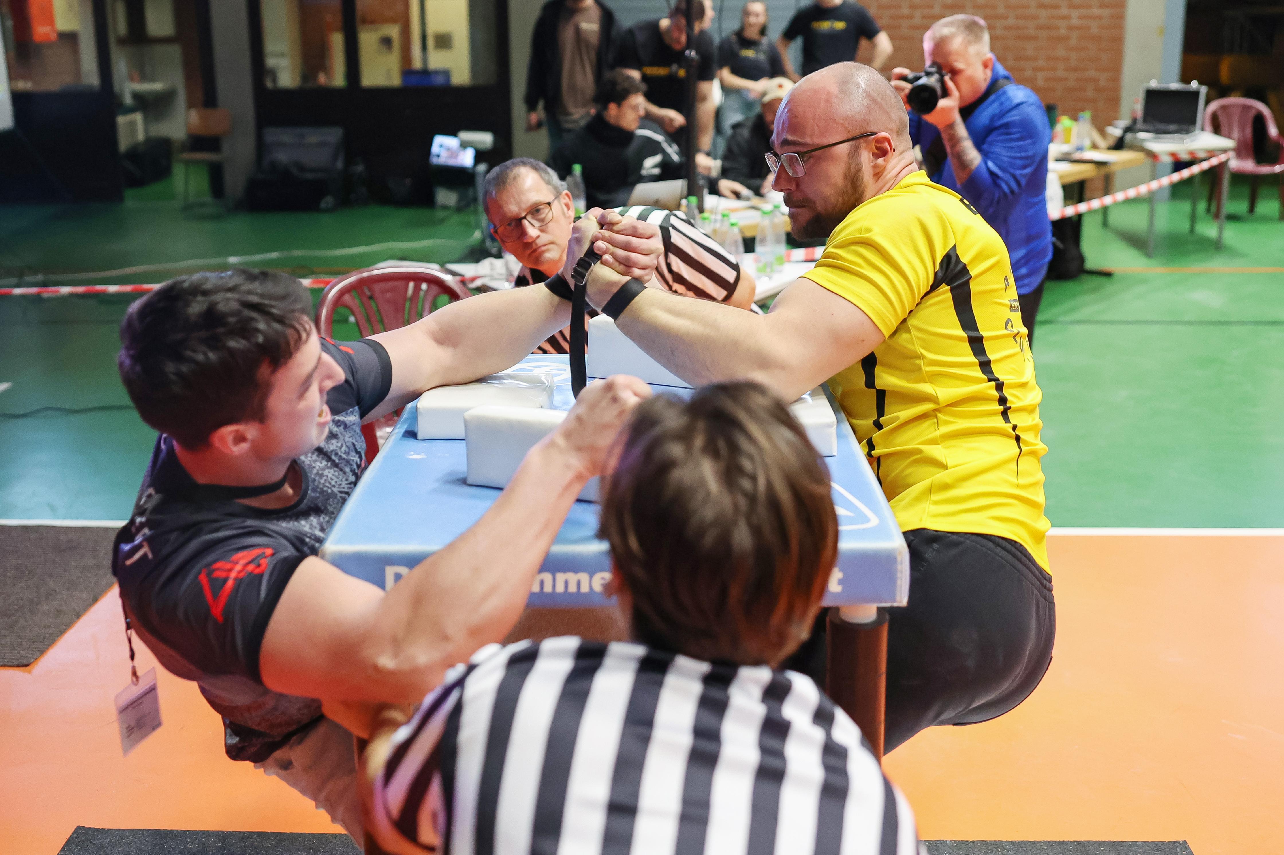 Die stärksten Arme Deutschlands: Armwrestling-Meisterschaft in Nürnberg