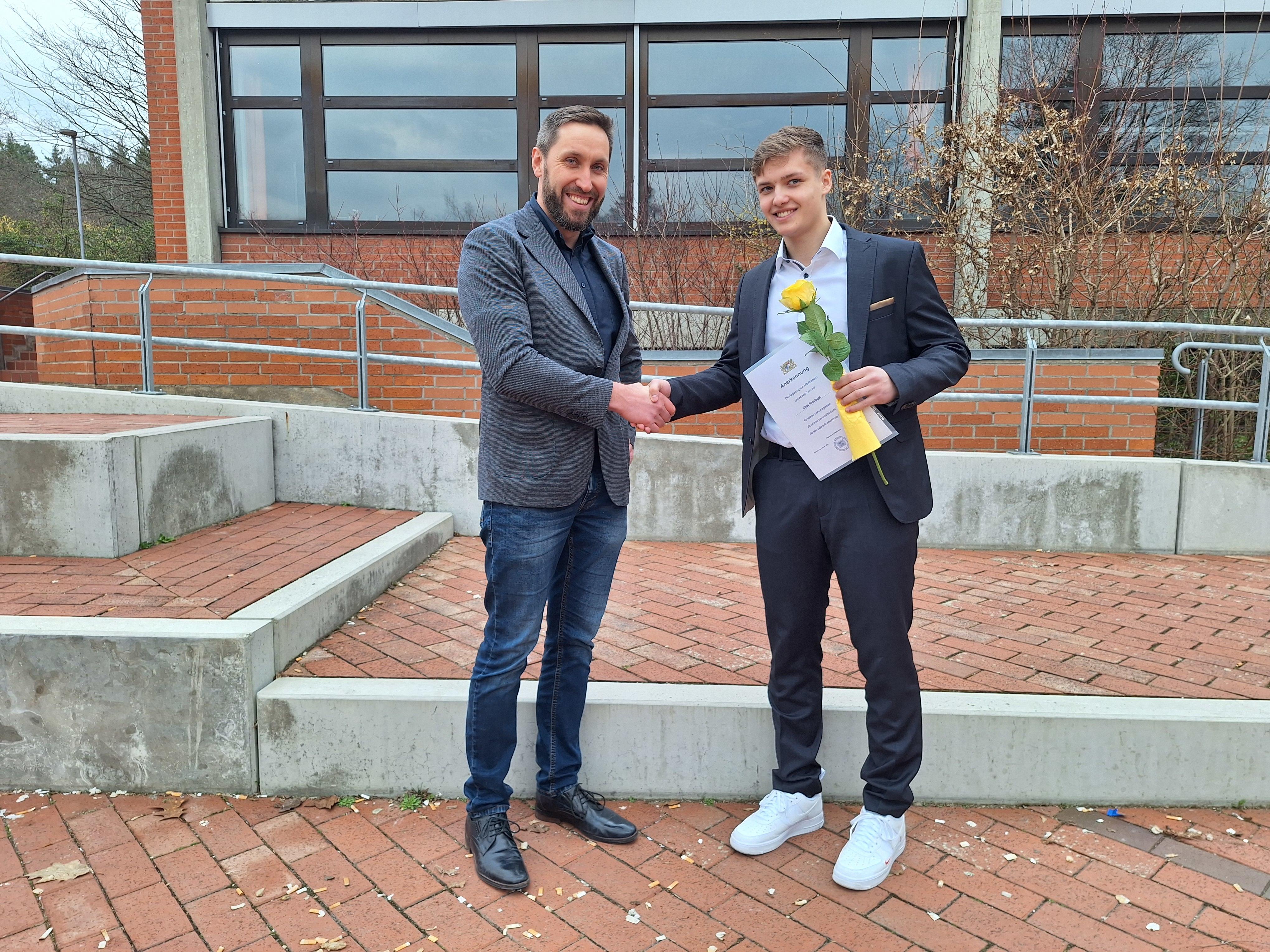 Bei Firma KraussMaffei in Treuchtlingen: Ein Auszubildender bekam Bayerischen Staatspreis