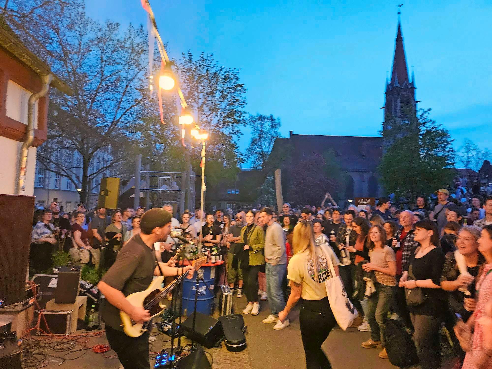 Sonnenschein zur Neueröffnung: Neuer Kiosk West im ehemaligen ...