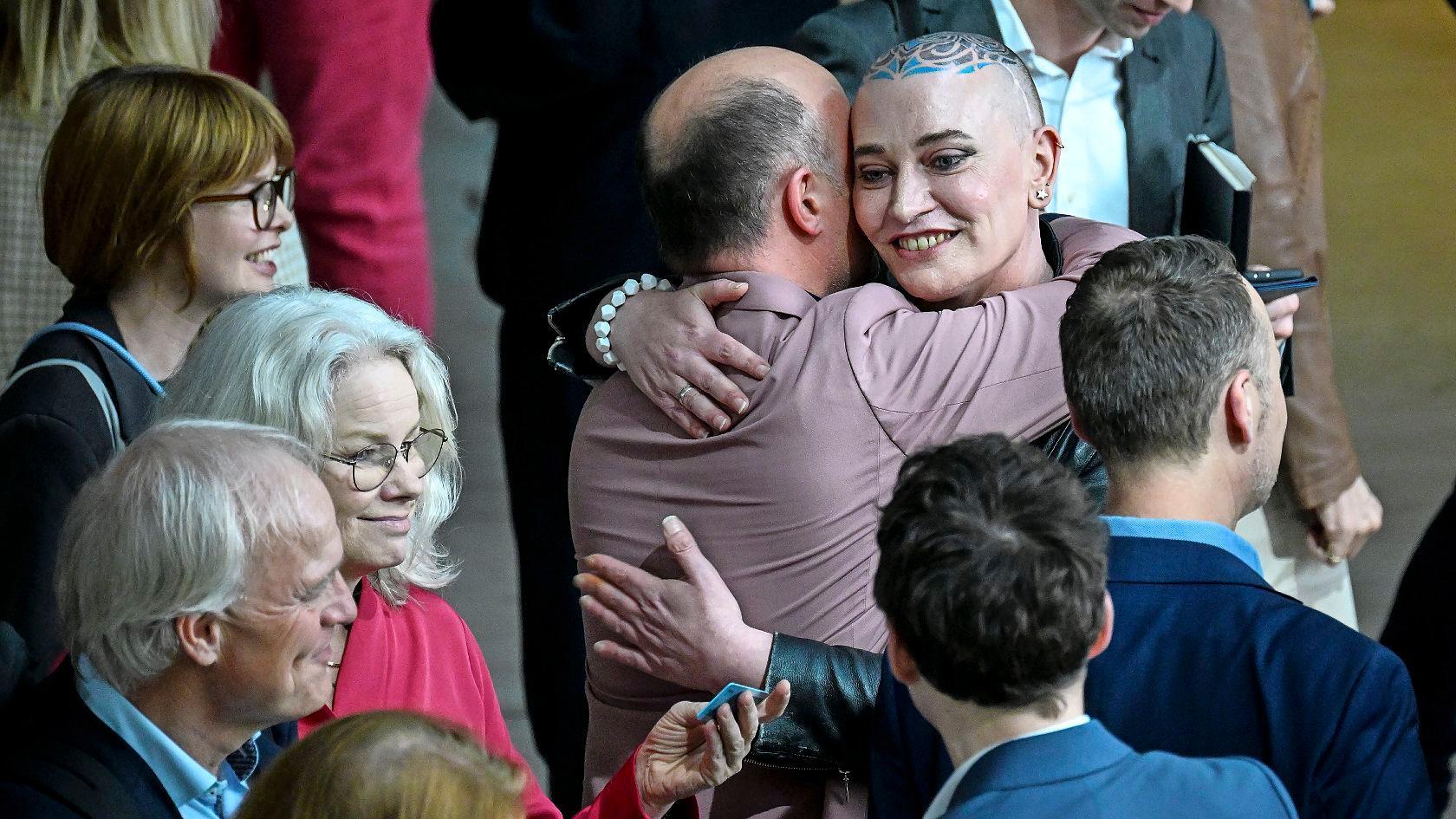 Mit tätowierter Glatze: Das ist der neue Look der ...