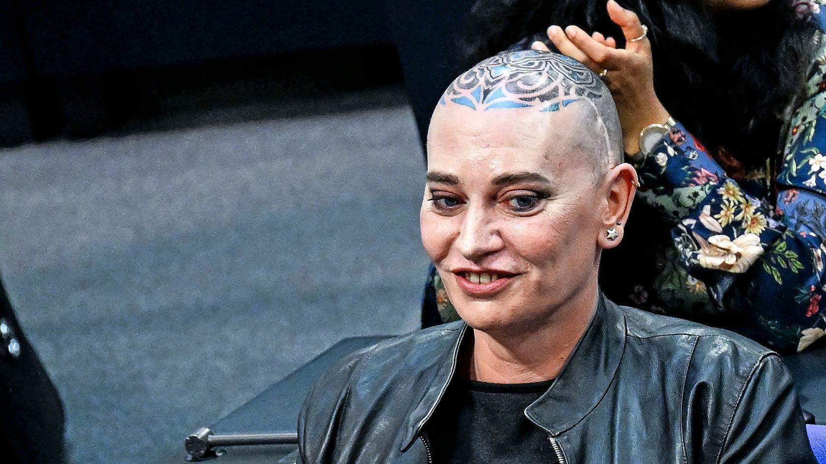 Mit tätowierter Glatze: Das ist der neue Look der ...