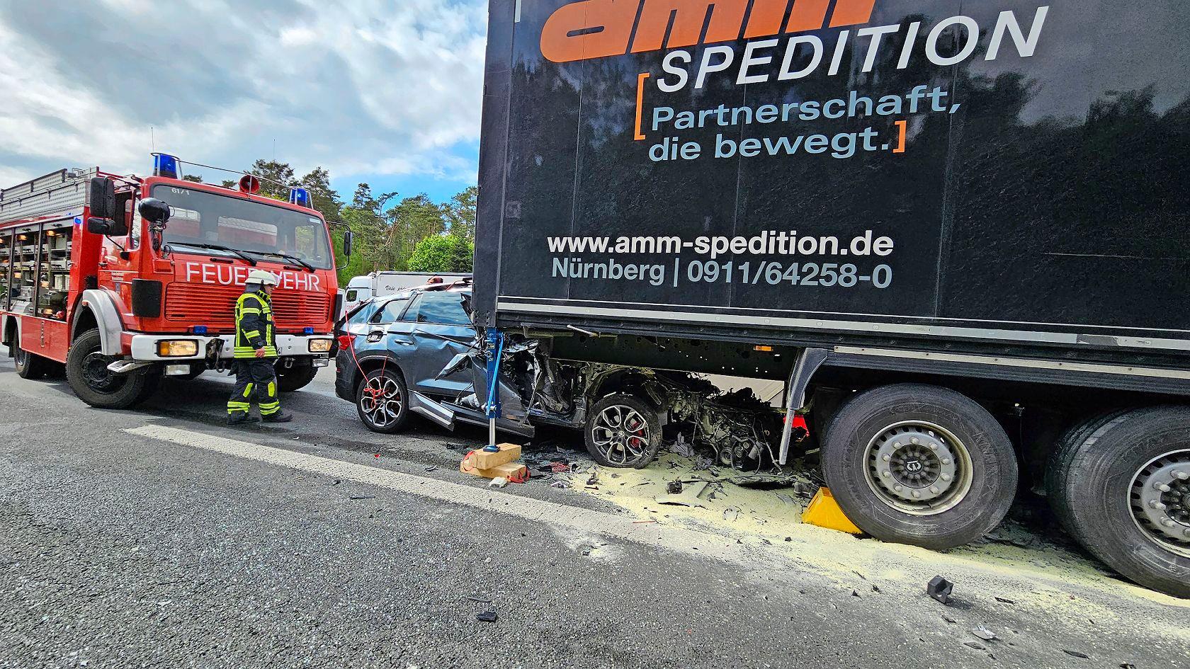 SUV kracht in Sattelzug: A6 zwischen Ansbach und Nürnberg nach ...