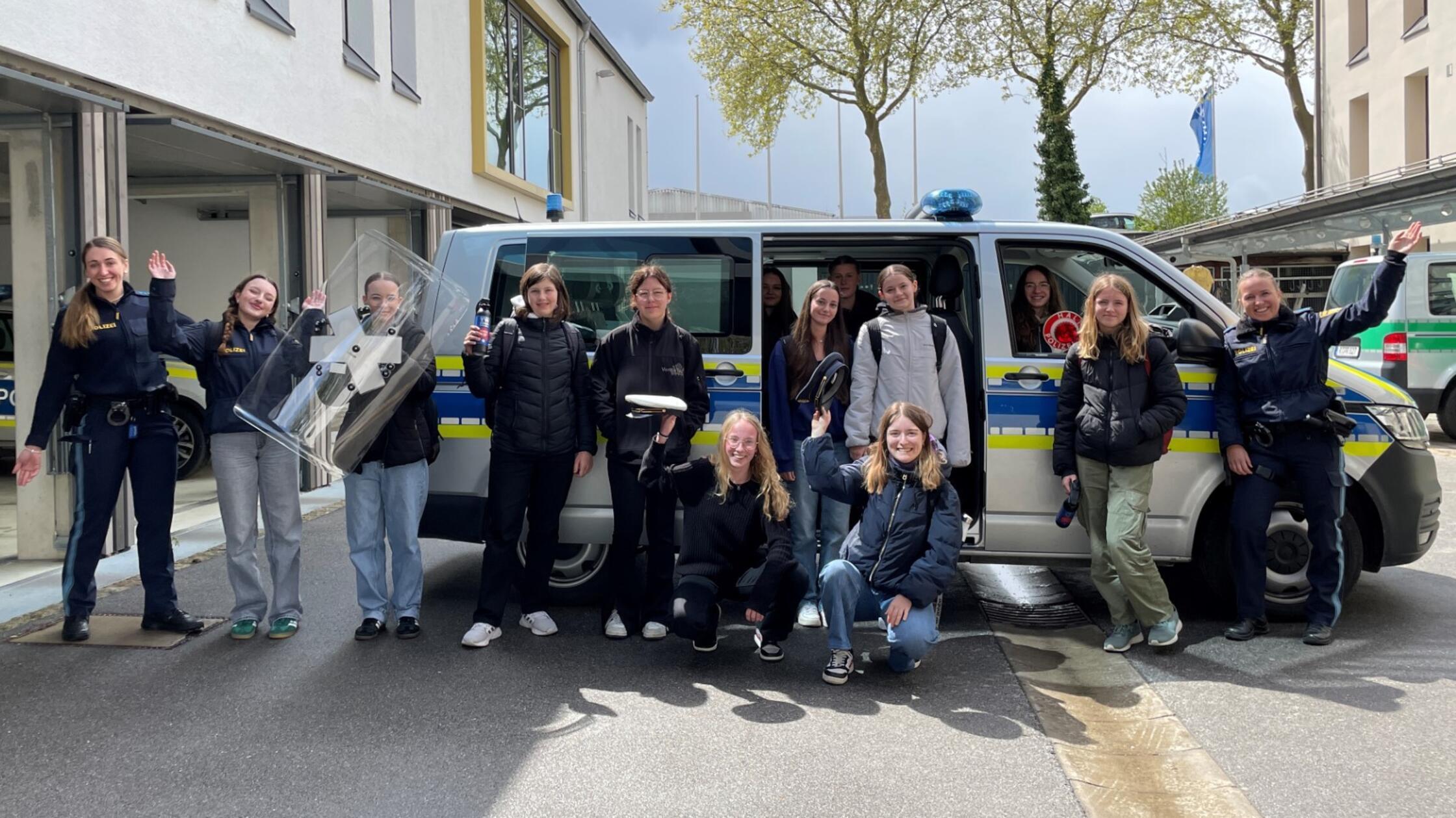 Ein Tag als Polizistin: "Girls'Day" bei der Polizeiinspektion Neumarkt