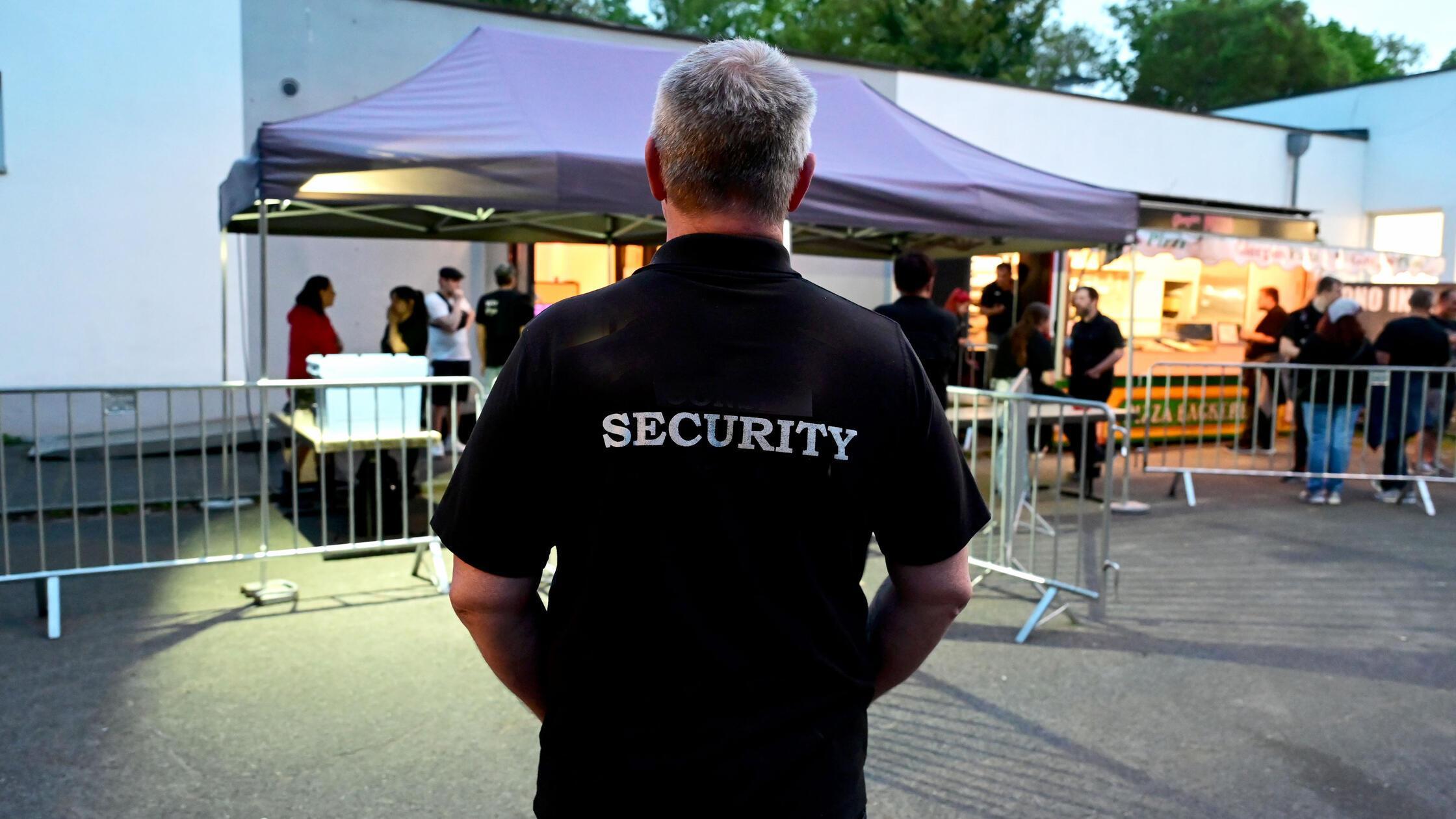 „Nach dem Club hat er bewaffnet auf mich gewartet“: Nürnberger Security ...