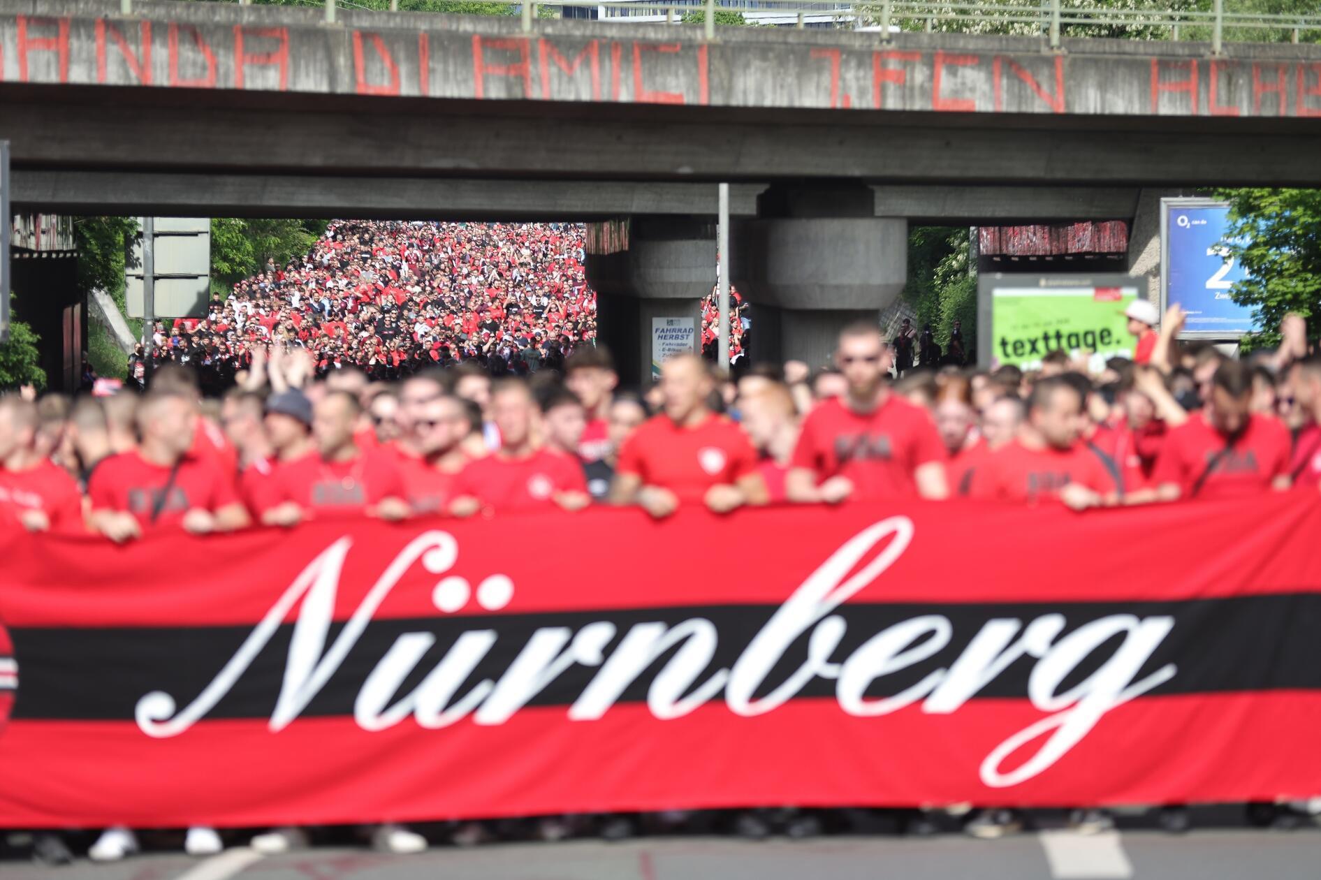 1.FCN: Die Bilder vom Fan-Marsch der Club-Ultras vor dem Spiel gegen ...