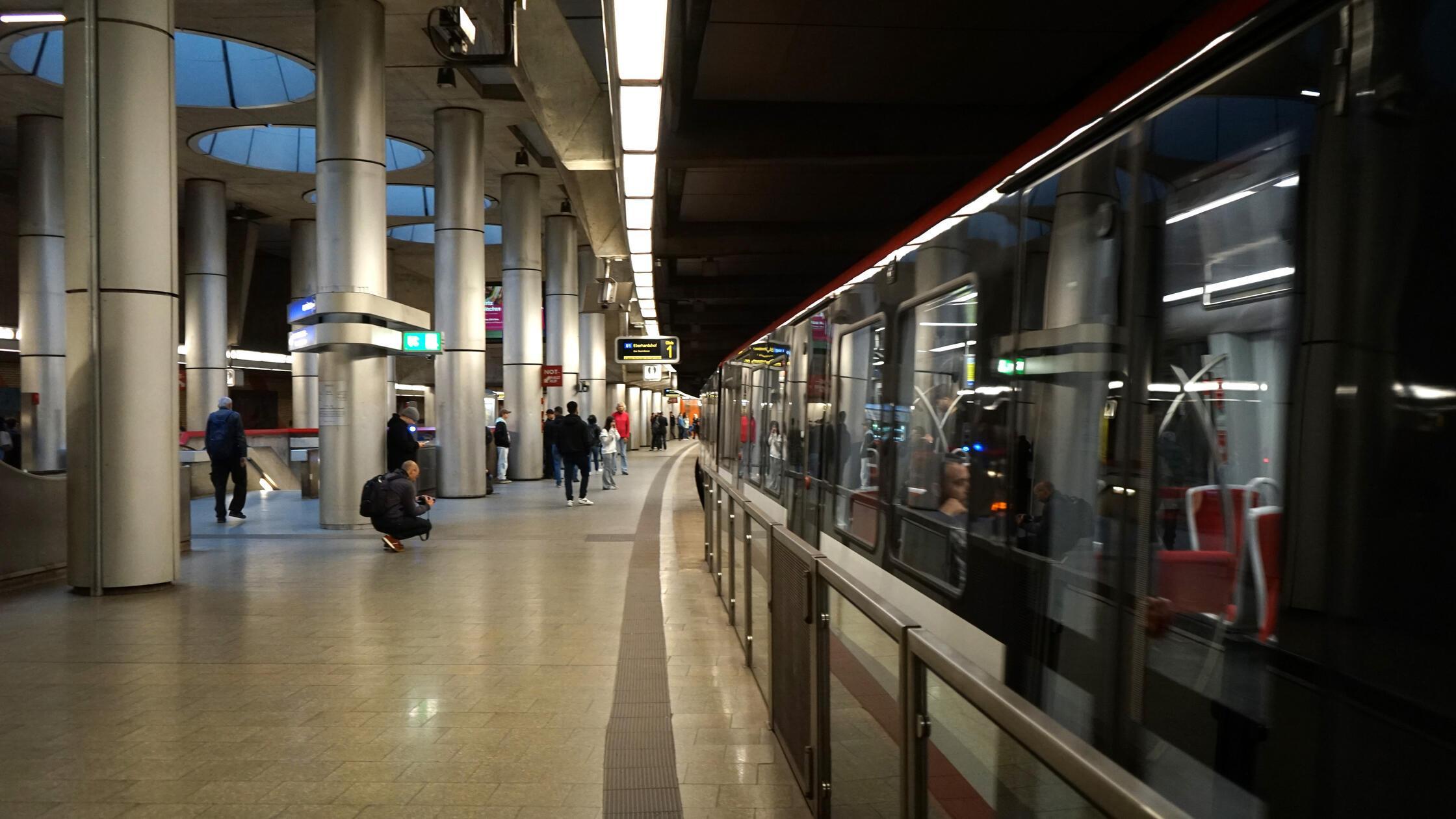 Nothalt am Plärrer: Mann bedroht 19-Jährigen in Nürnberger U-Bahn mit ...