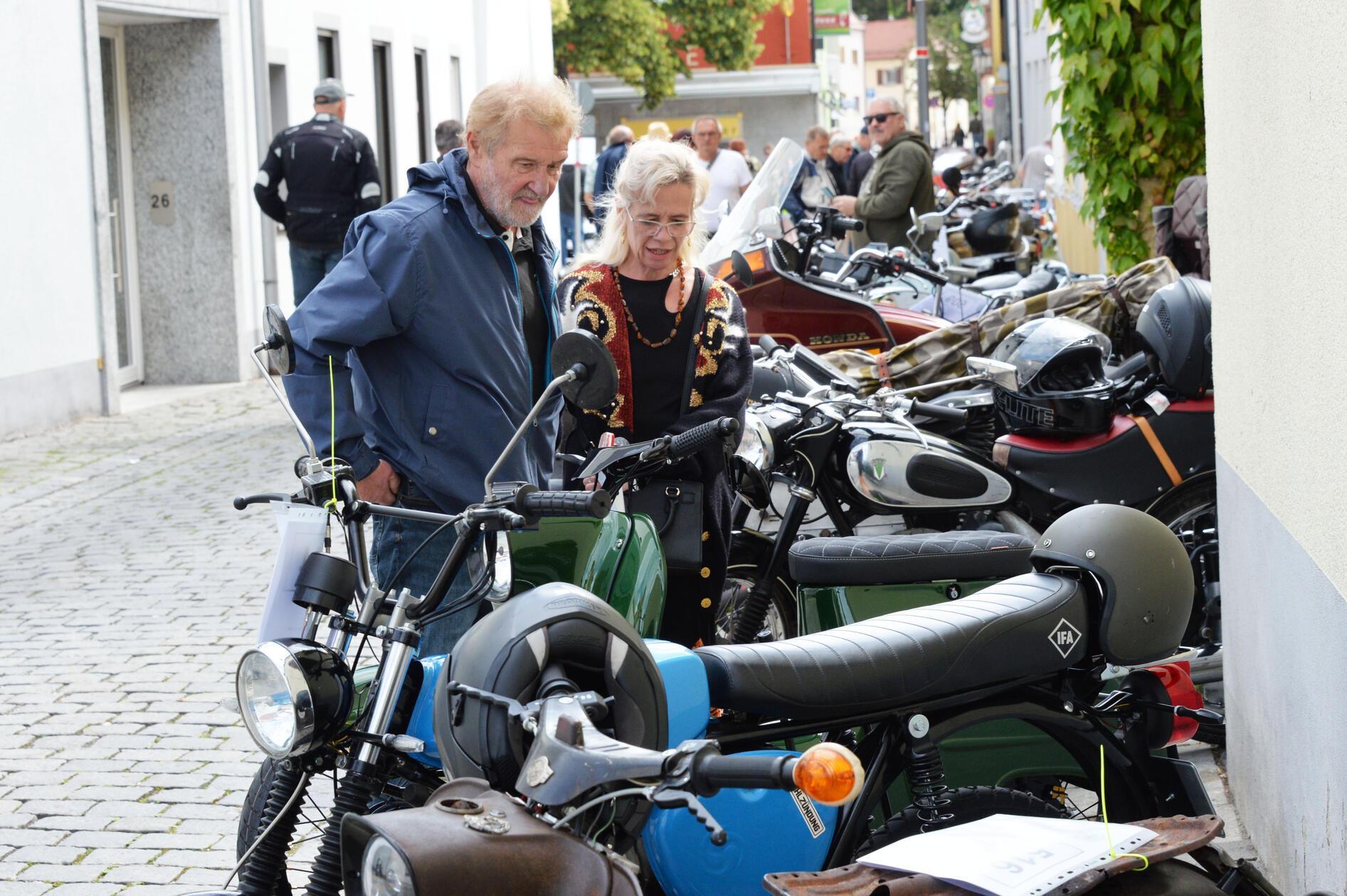 Historische Gefährten: Oldtimer-Treffen in Neumarkt begeistert - die Bilder