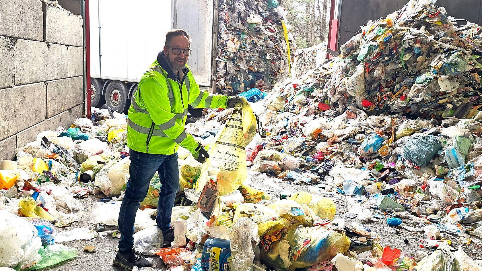 Brennende Teddys und tote Haustiere auf Abfallberg: So aufwendig wird ...