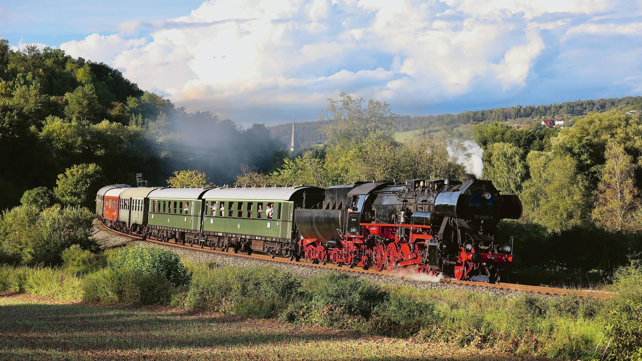 Historischer Dampfzug der Museumseisenbahn rollt wieder durch Franken ...