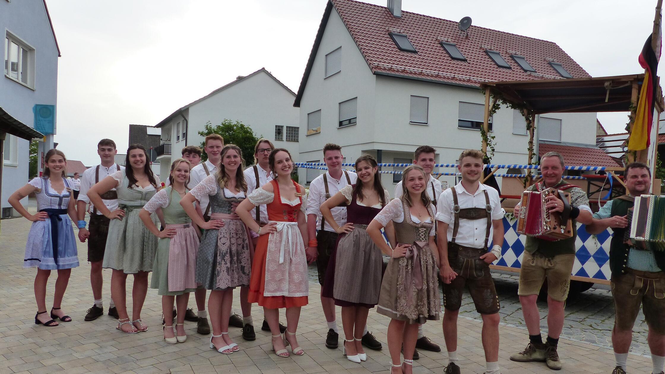 Alle Blicke gingen zum Berngauer Kirwabau: Der Wecker klingelte bei Lea ...