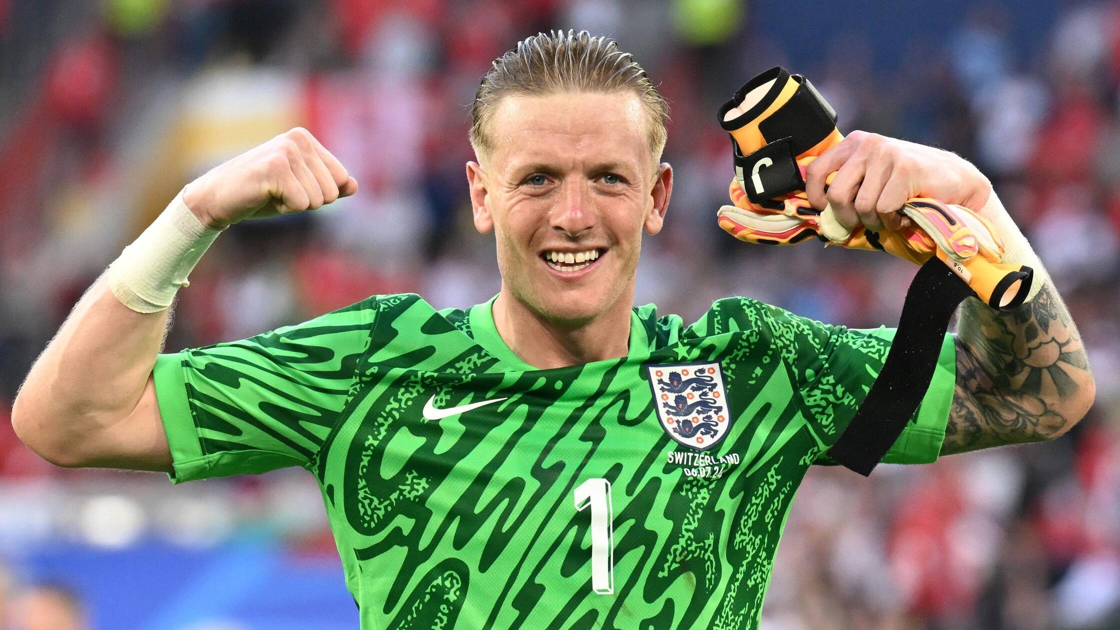 Unvergessliche EM-Momente: Jordan Pickford feiert Xherdan Shaqiri