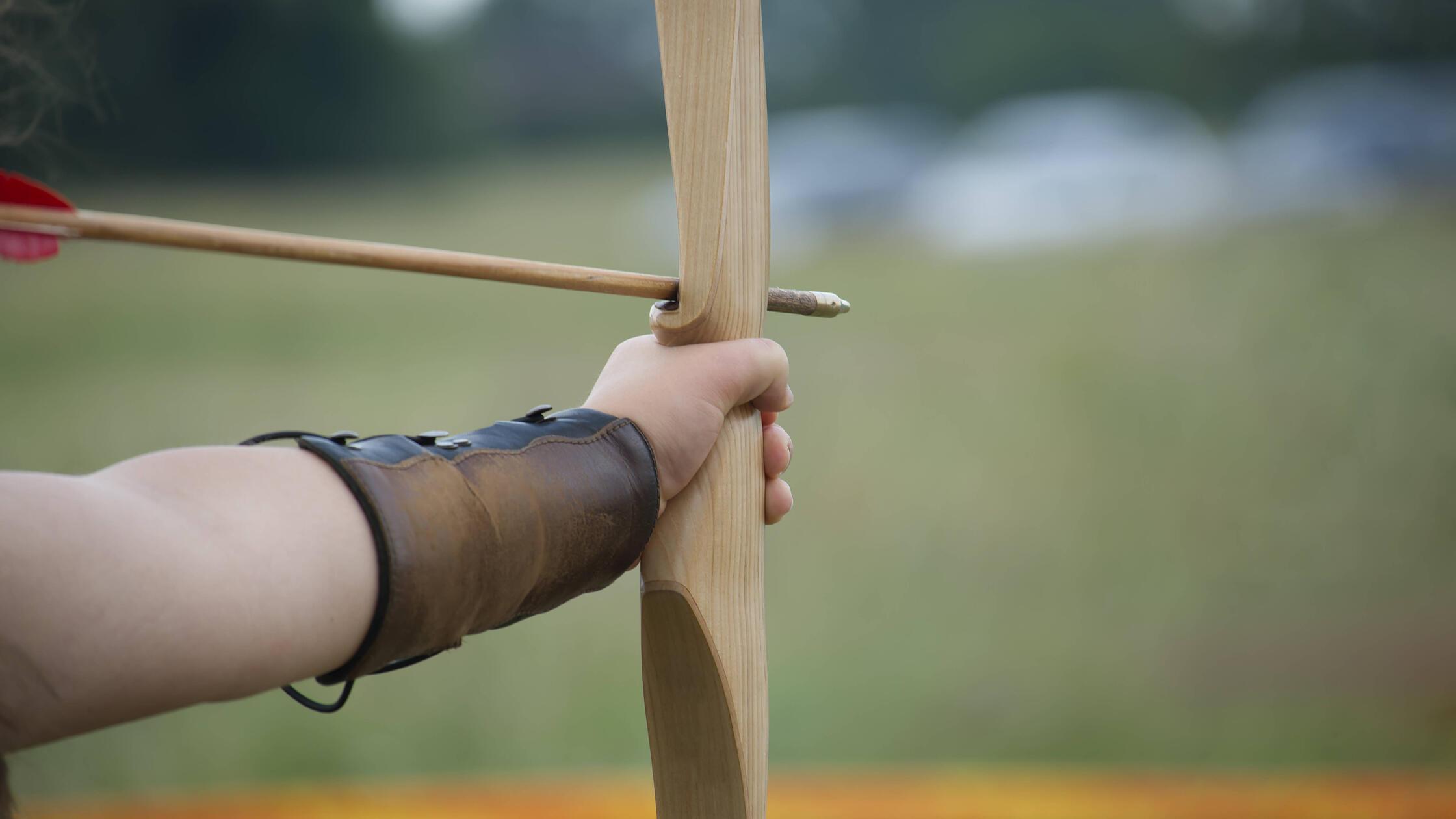 Mann schießt in Franken mit Pfeil und Bogen auf spielende Kinder