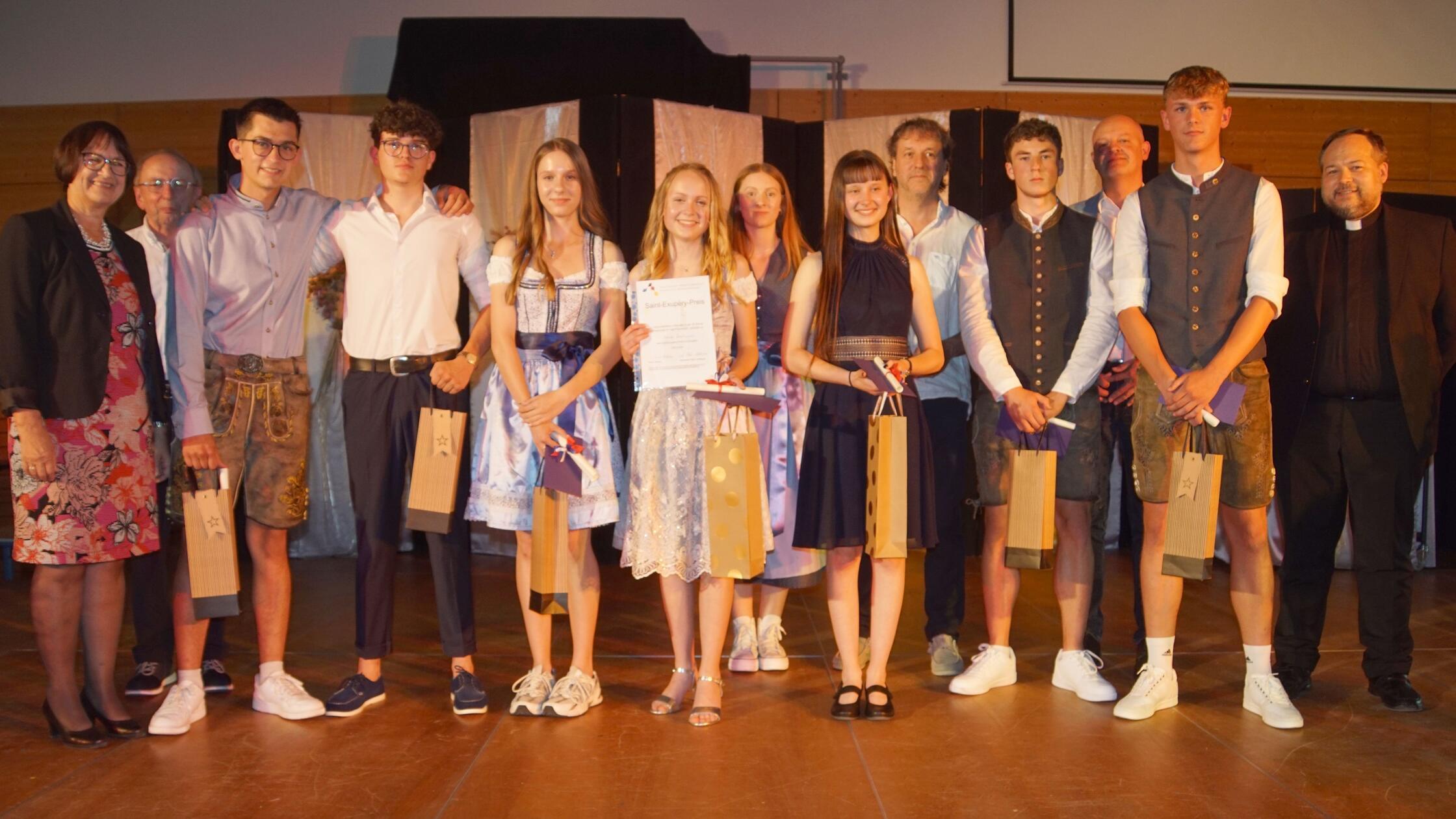 Erfolgreiche Absolventen: Staatliche Realschule Berching feiert 64 ...