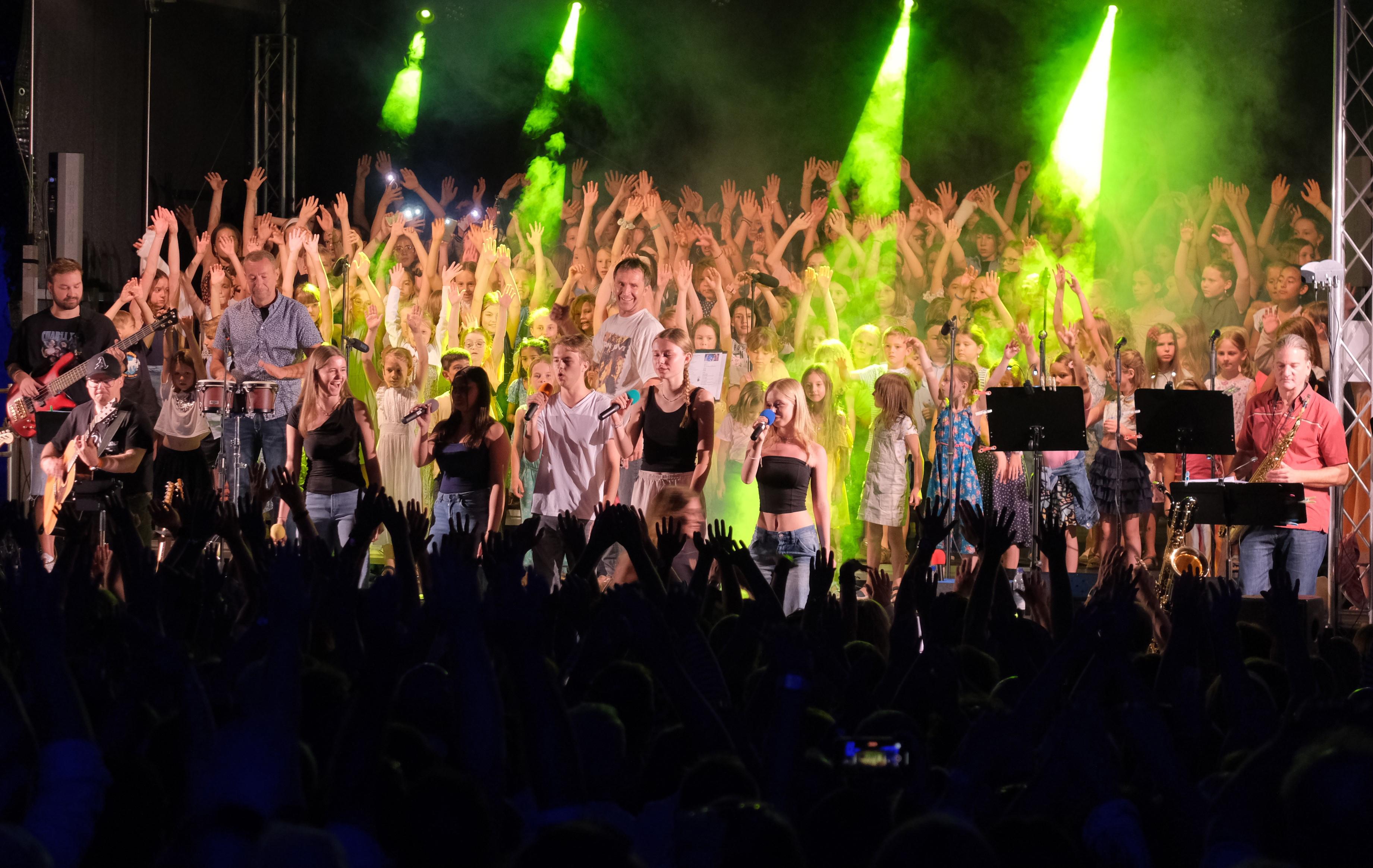 Glücksgefühle auf und vor der Bühne: Der Altdorfer Rock & Pop-Chor begeistert sein Publikum