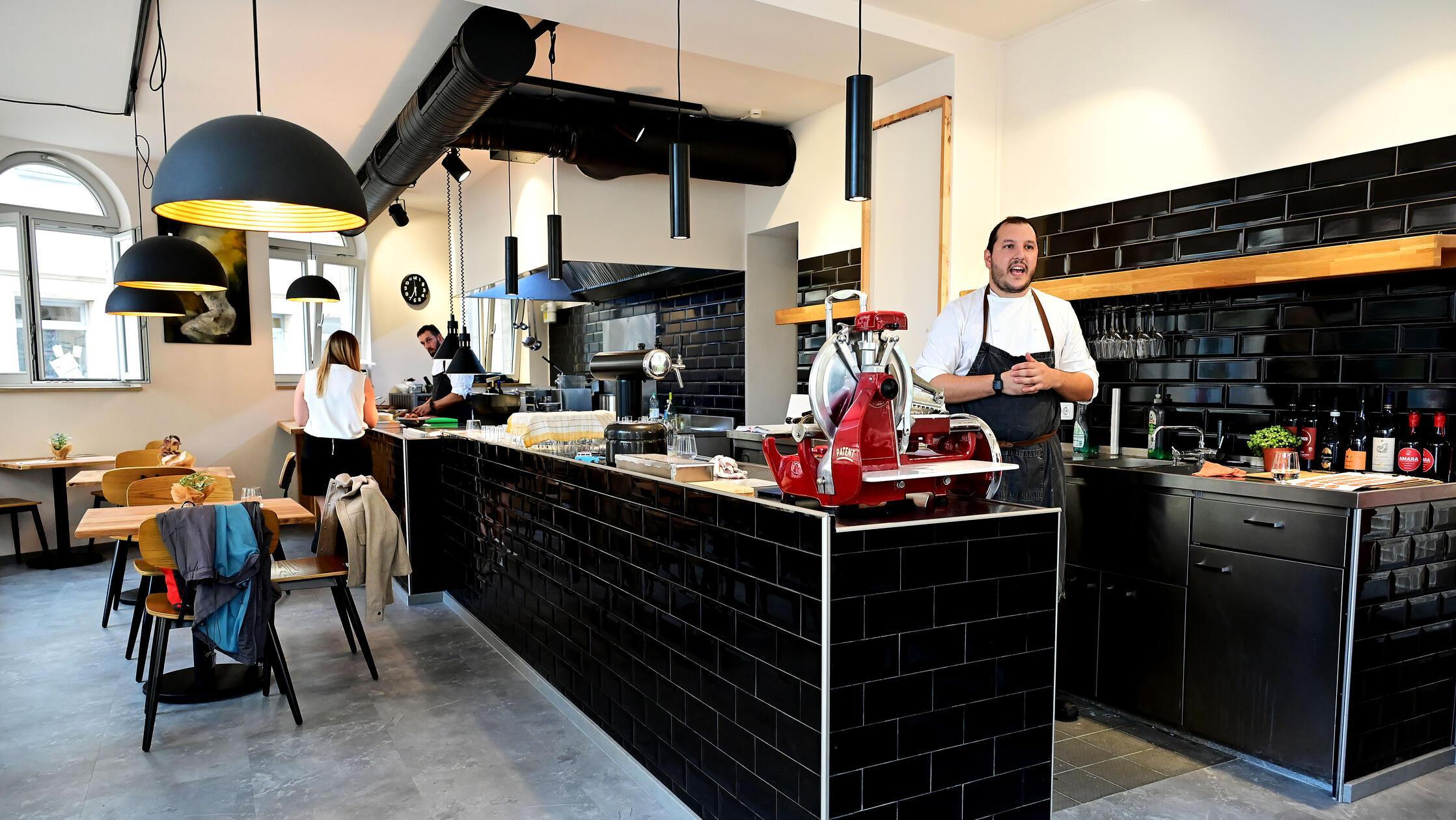 Einblick ins neue Restaurant "Salto" am Fürther Rathaus: So bereitet ...