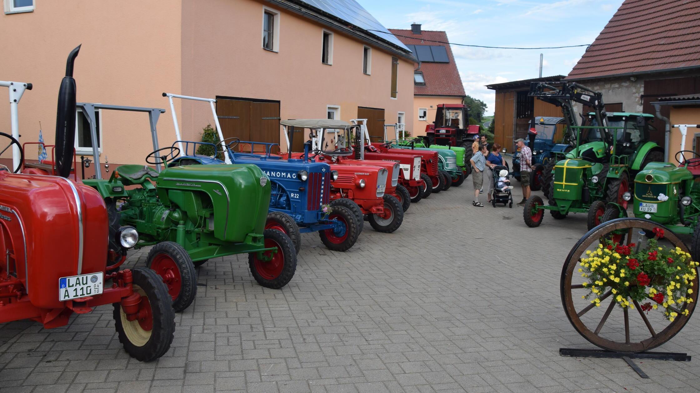 Hans Prager zeigte seine Traktoren auf dem Backofenfest in Lieritzhofen