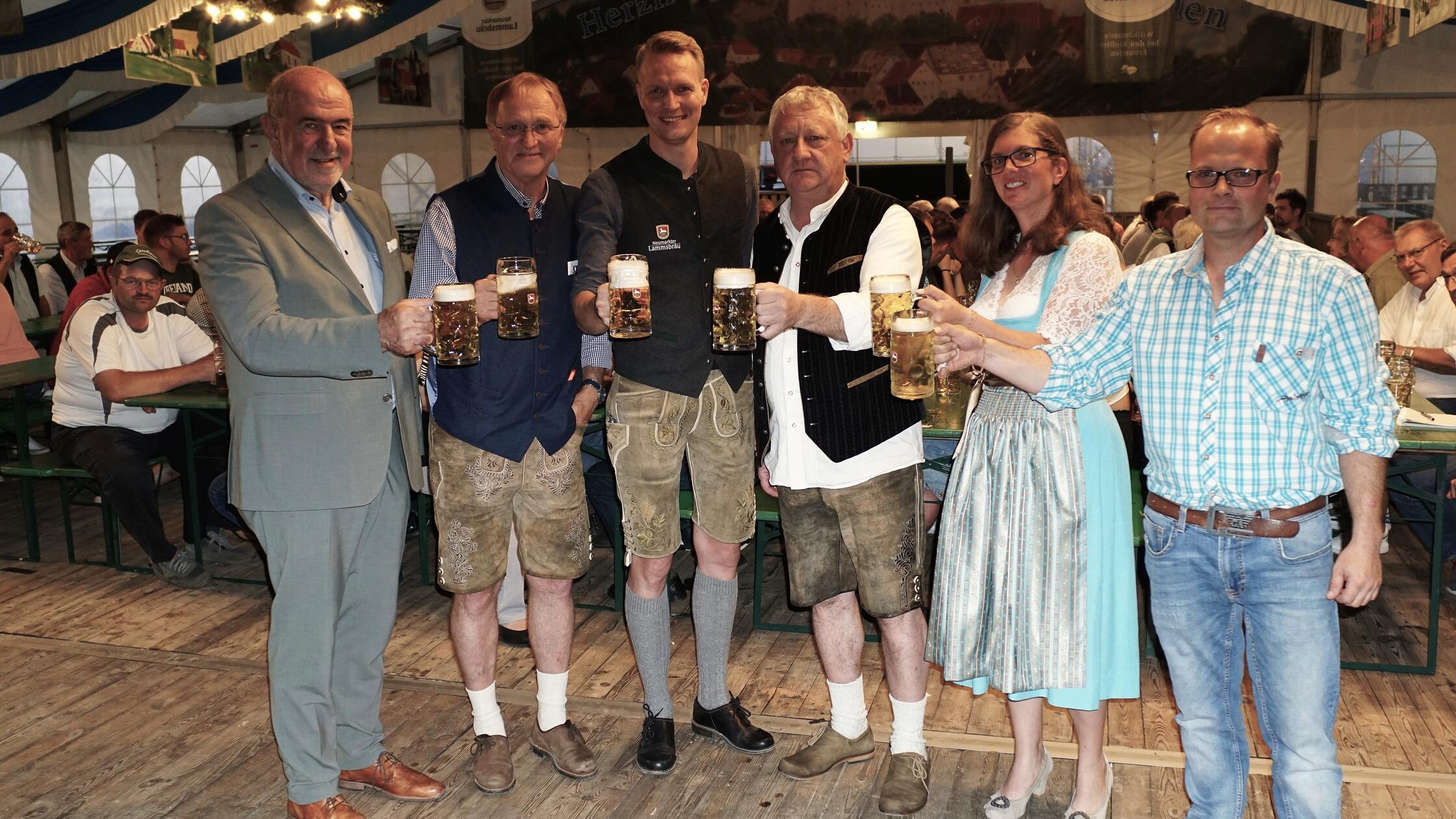 Volksfest in Parsberg hat begonnen: Das kostet die Maß Lammsbräu-Bier ...