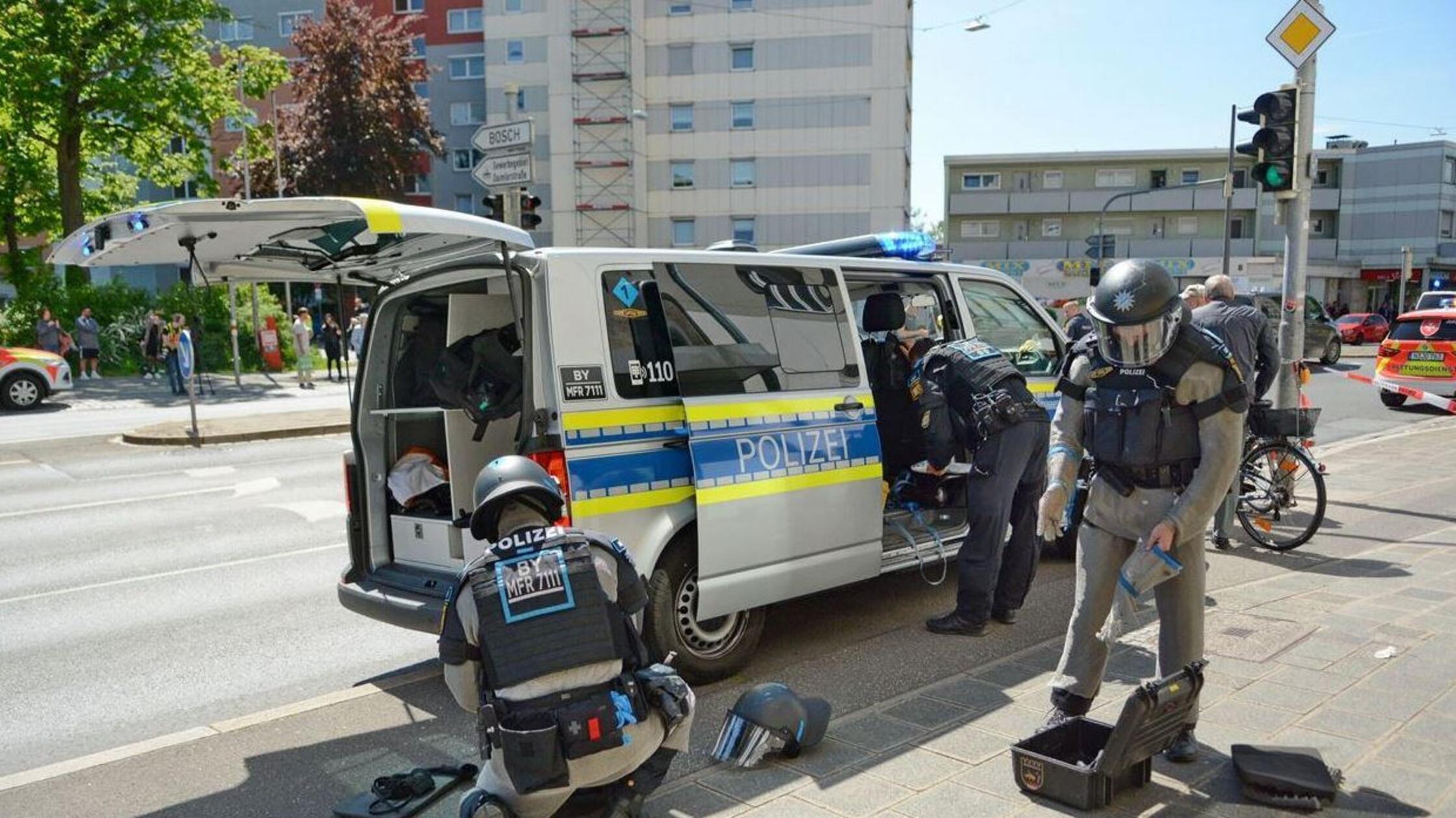 USK-Einsatz in Nürnberg: Mann taucht plötzlich auf Balkon mit Waffe auf ...