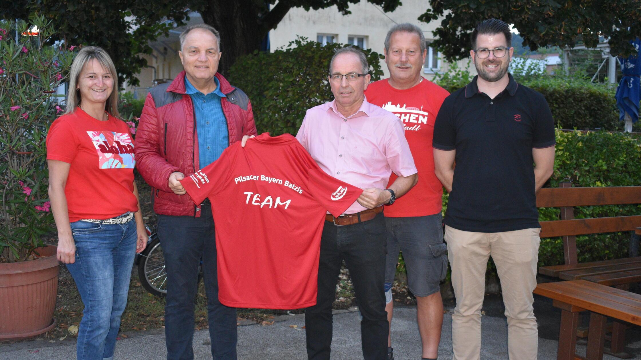 Party in Pilsach: Bayern-Legende Klaus Augenthaler feiert mit den ...