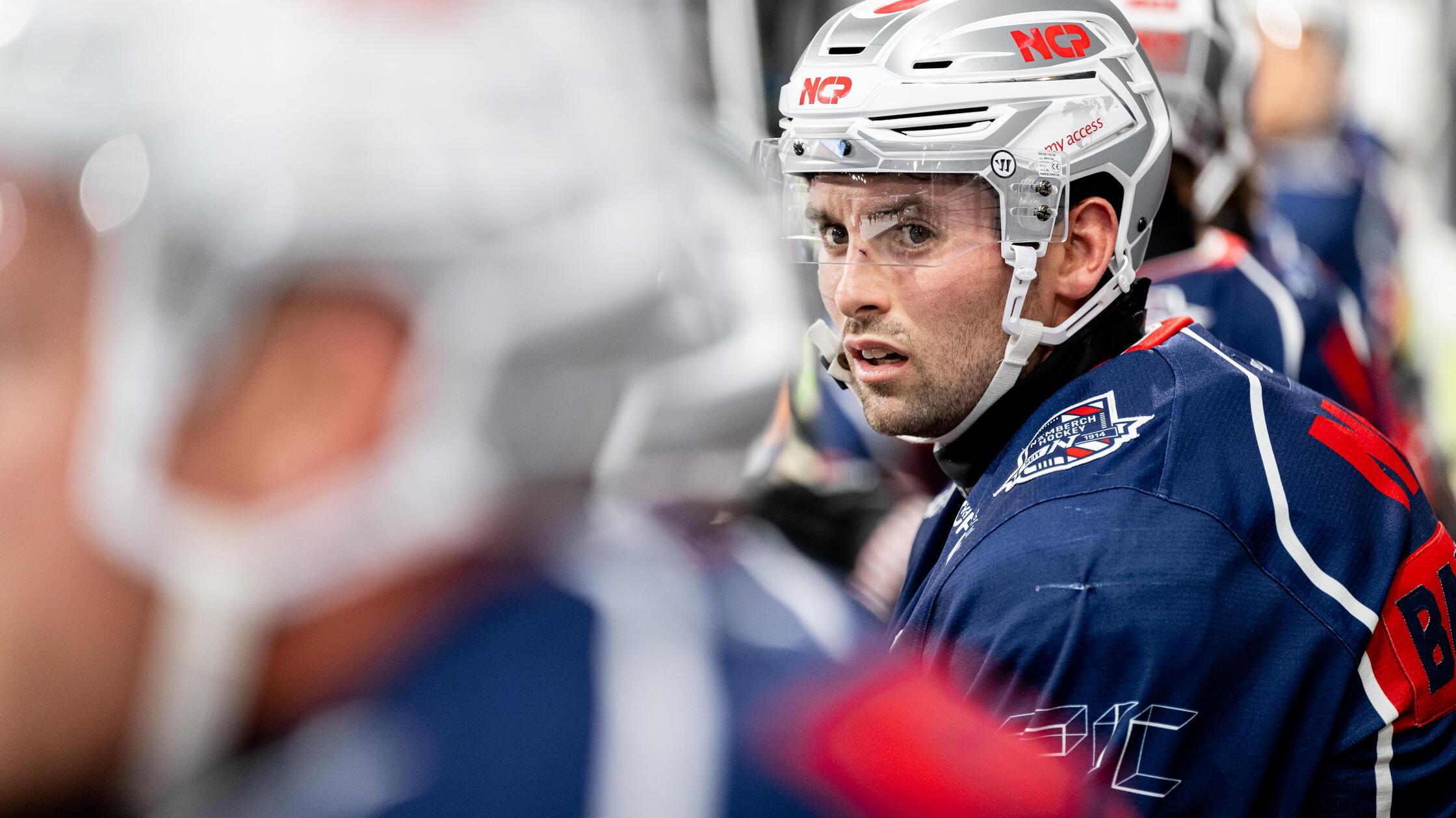Evan Barratt dreht für die Ice Tigers beim Sachsenlotto-Cup in Dresden ...