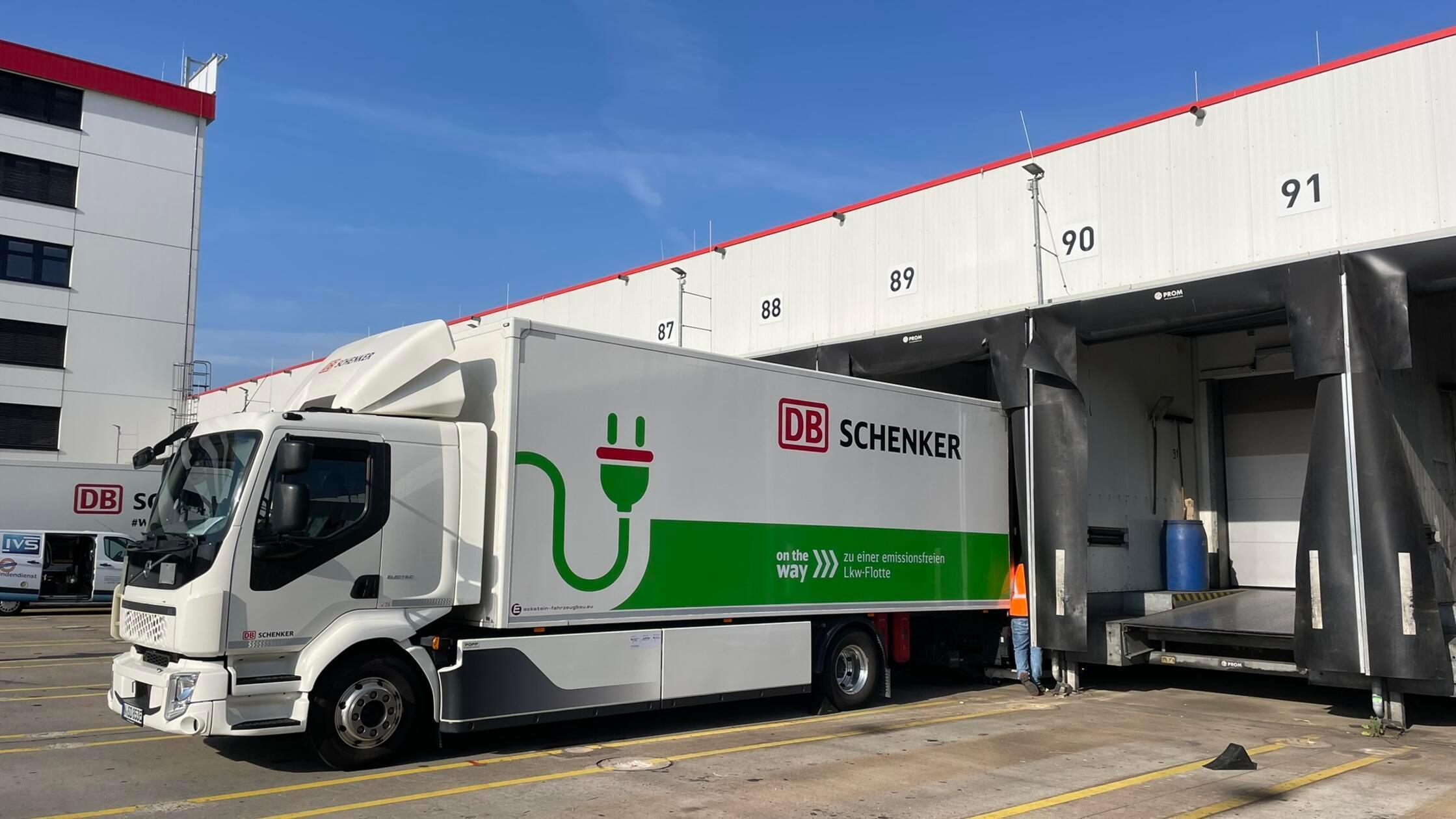 Angst vor Stellenabbau: Beschäftigte bei DB Schenker in Nürnberg halten ...