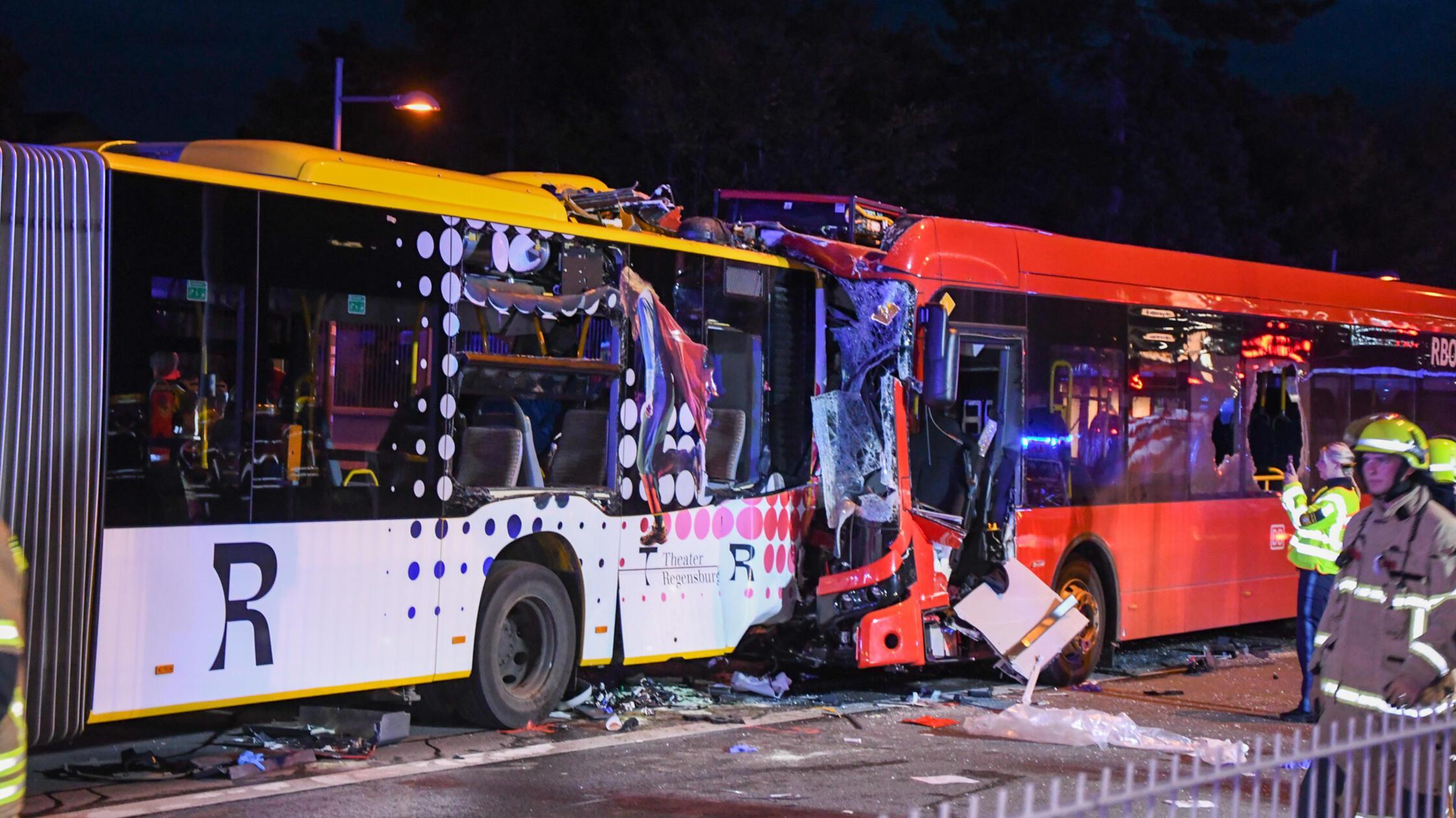 Mindestens zehn Verletzte: Linienbusse stoßen in Regensburg zusammen ...