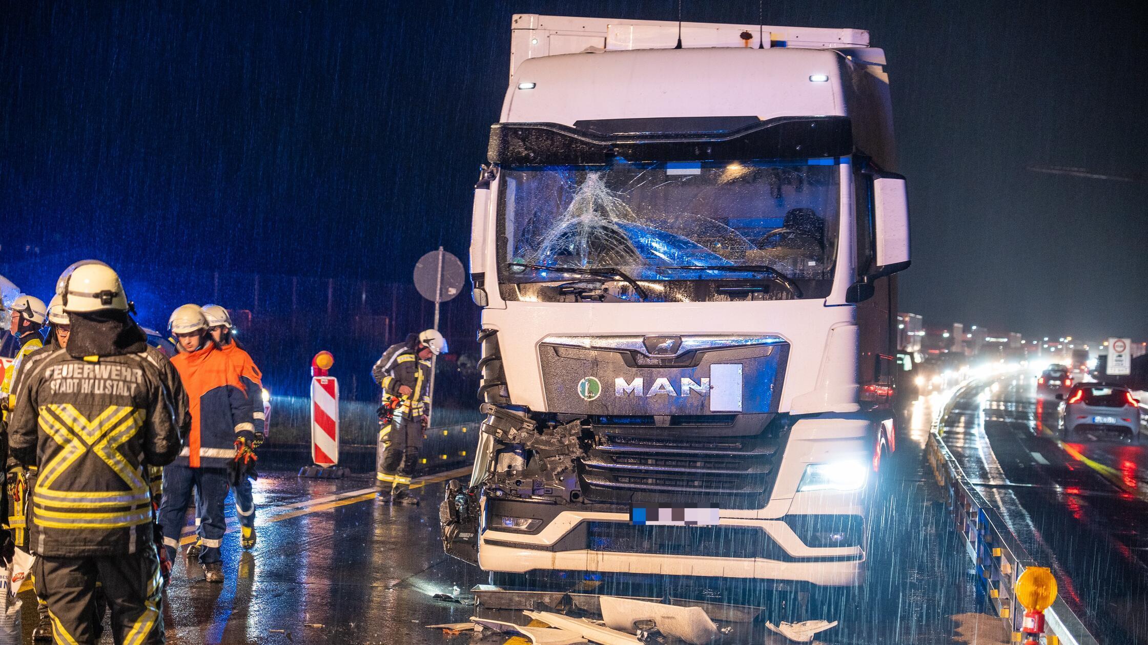 Autobahn-Chaos nach Lkw-Auffahrunfall auf der A70: Stundenlange ...