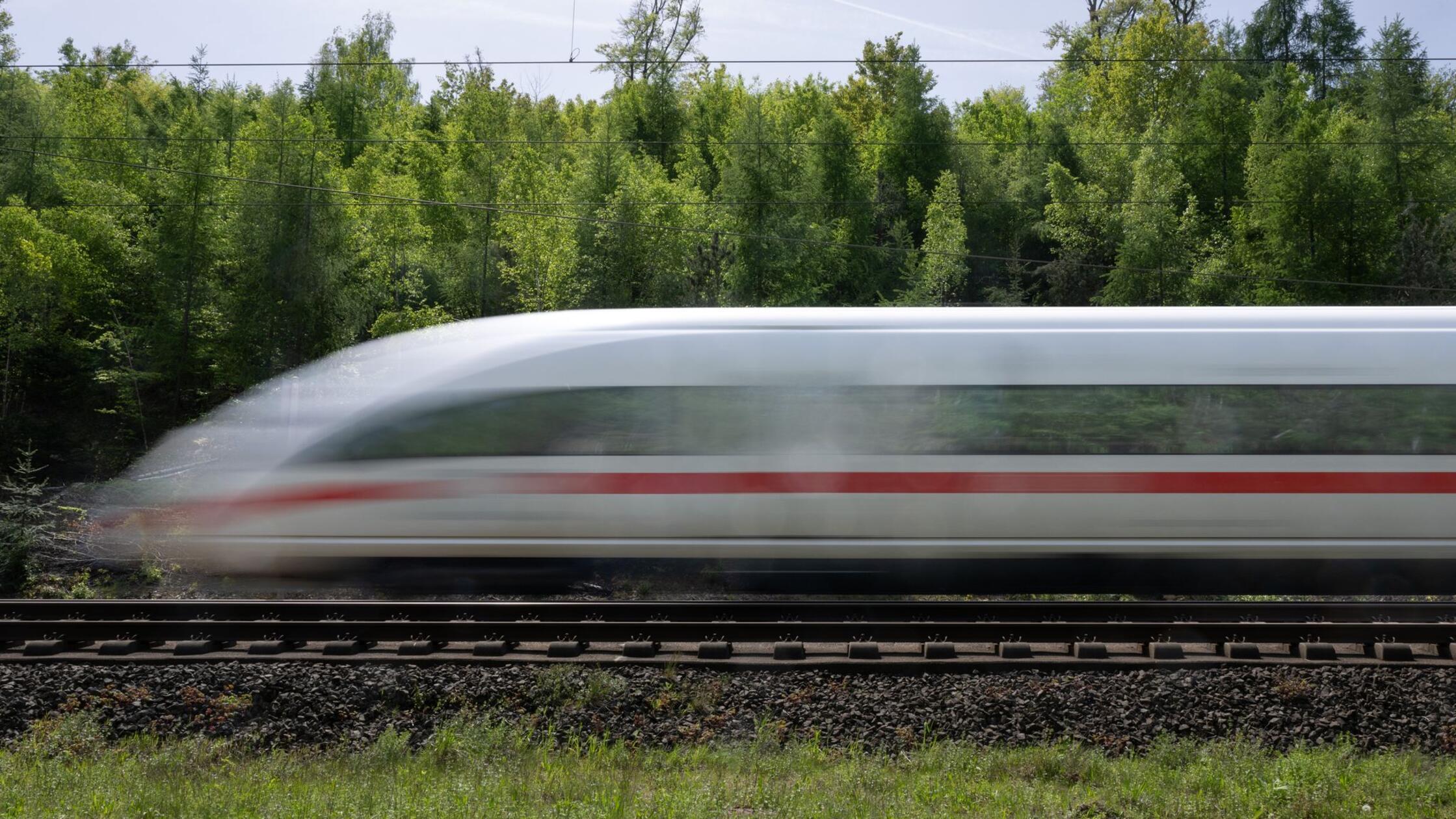 Tödlicher Unfall auf Bahnstrecke bei Kitzingen: ICE erfasst Bahnarbeiter
