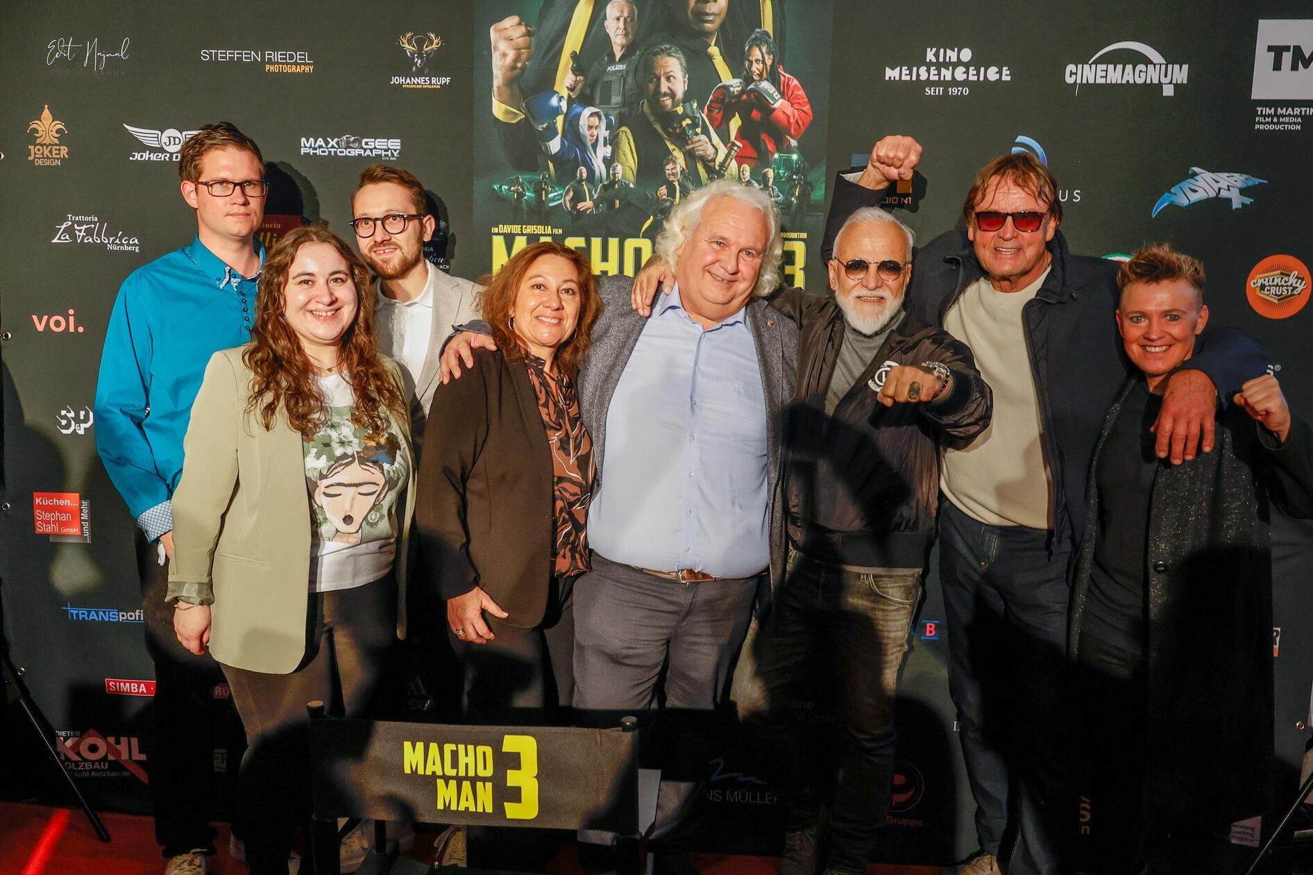 Großes Schaulaufen vor dem Cinecitta: Die Premiere von Macho Man 3 in ...