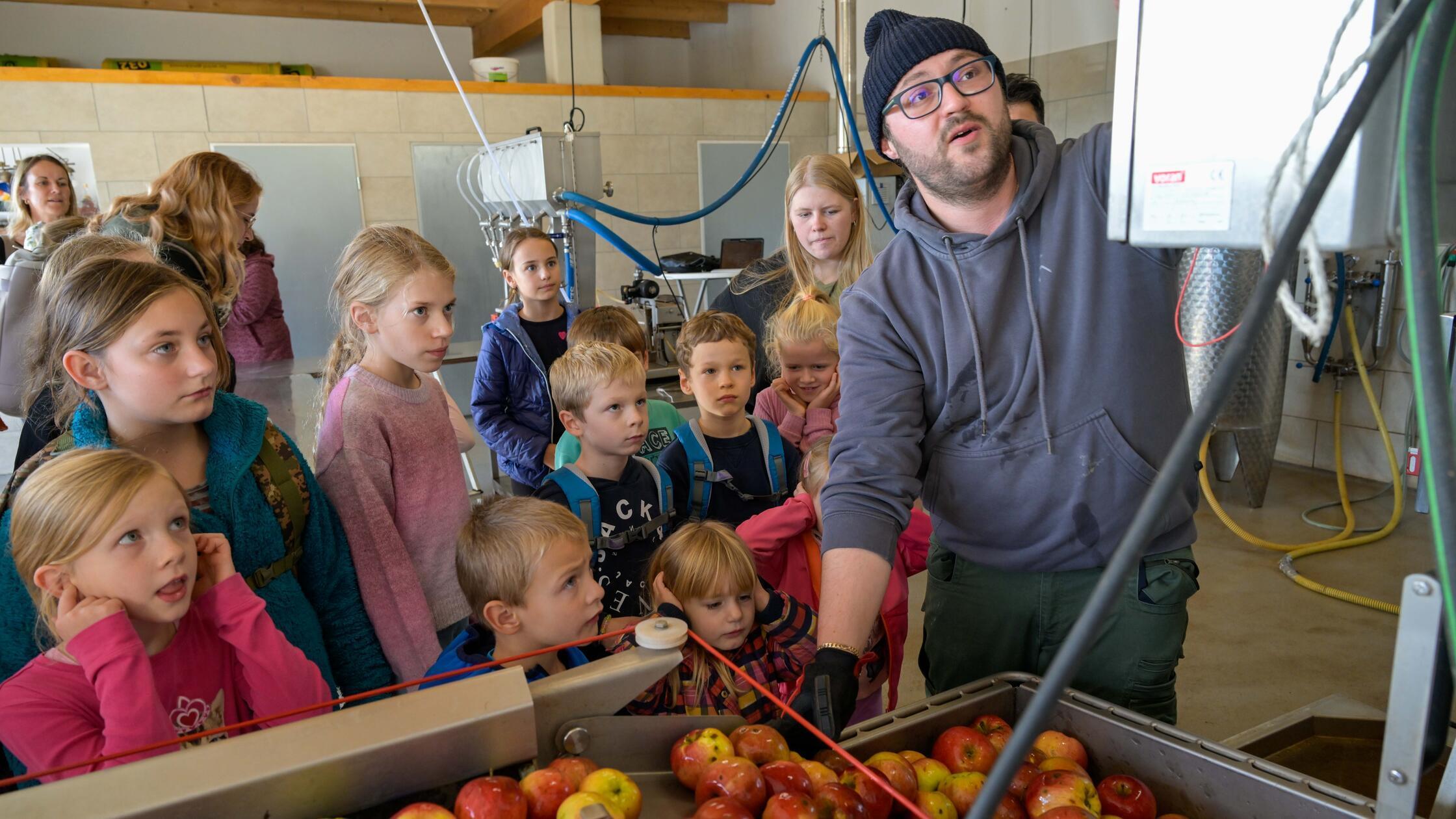 Wie kommt der Saft aus dem Apfel? Kinder des OGV Rittershof zu Besuch ...