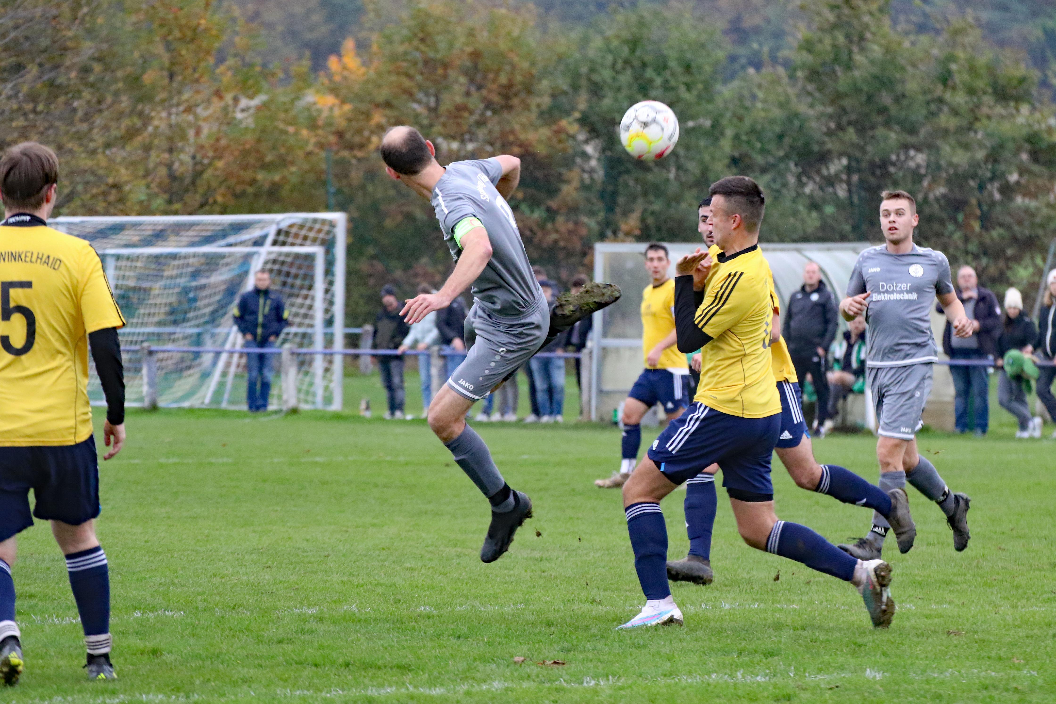 Winkelhaid ist erneut chancenlos, Weißenbrunn feiert mit Interimscoach ...