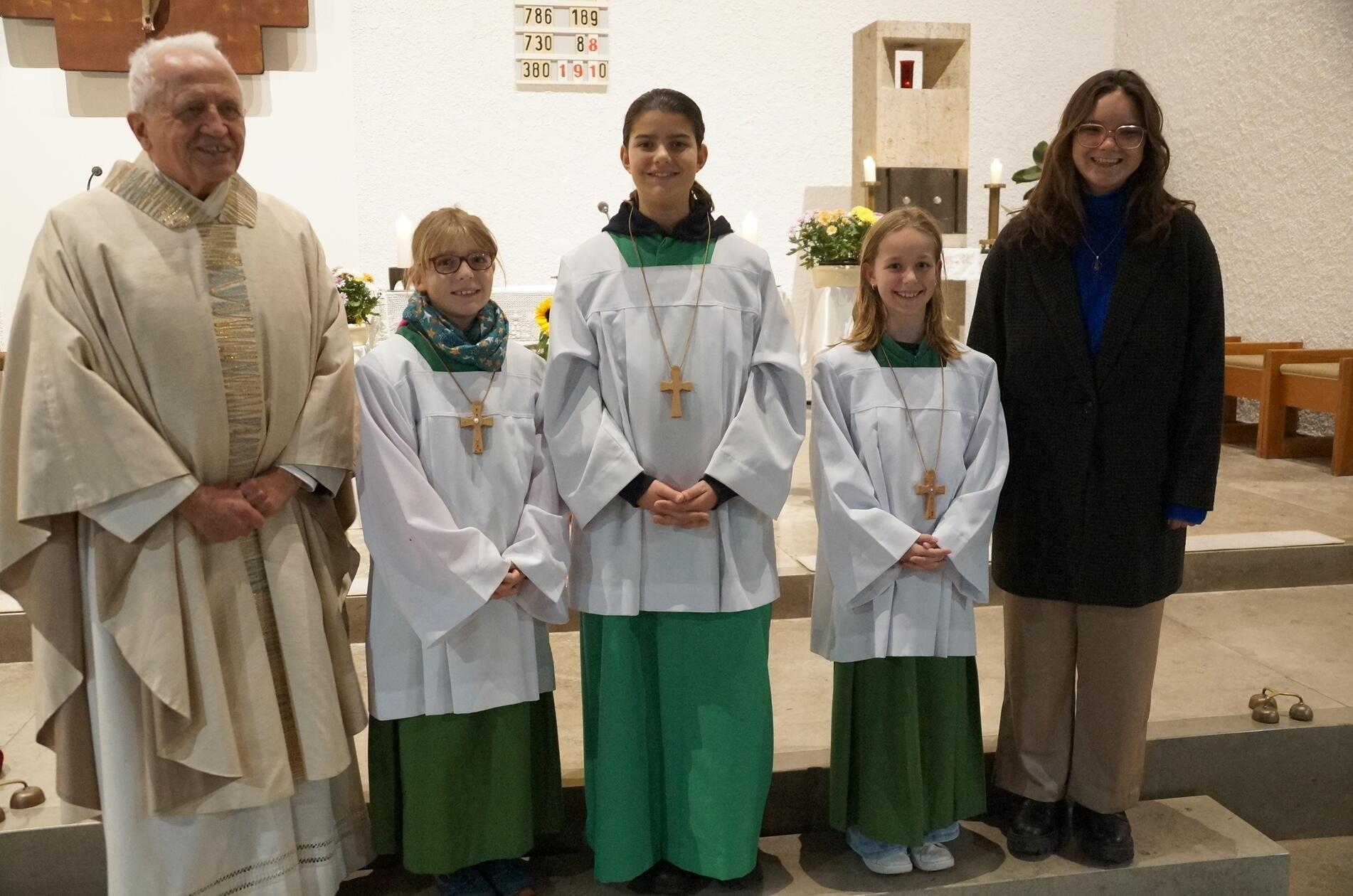 Verabschiedung und Neueinführung: Das sind die Ministranten im Raum ...