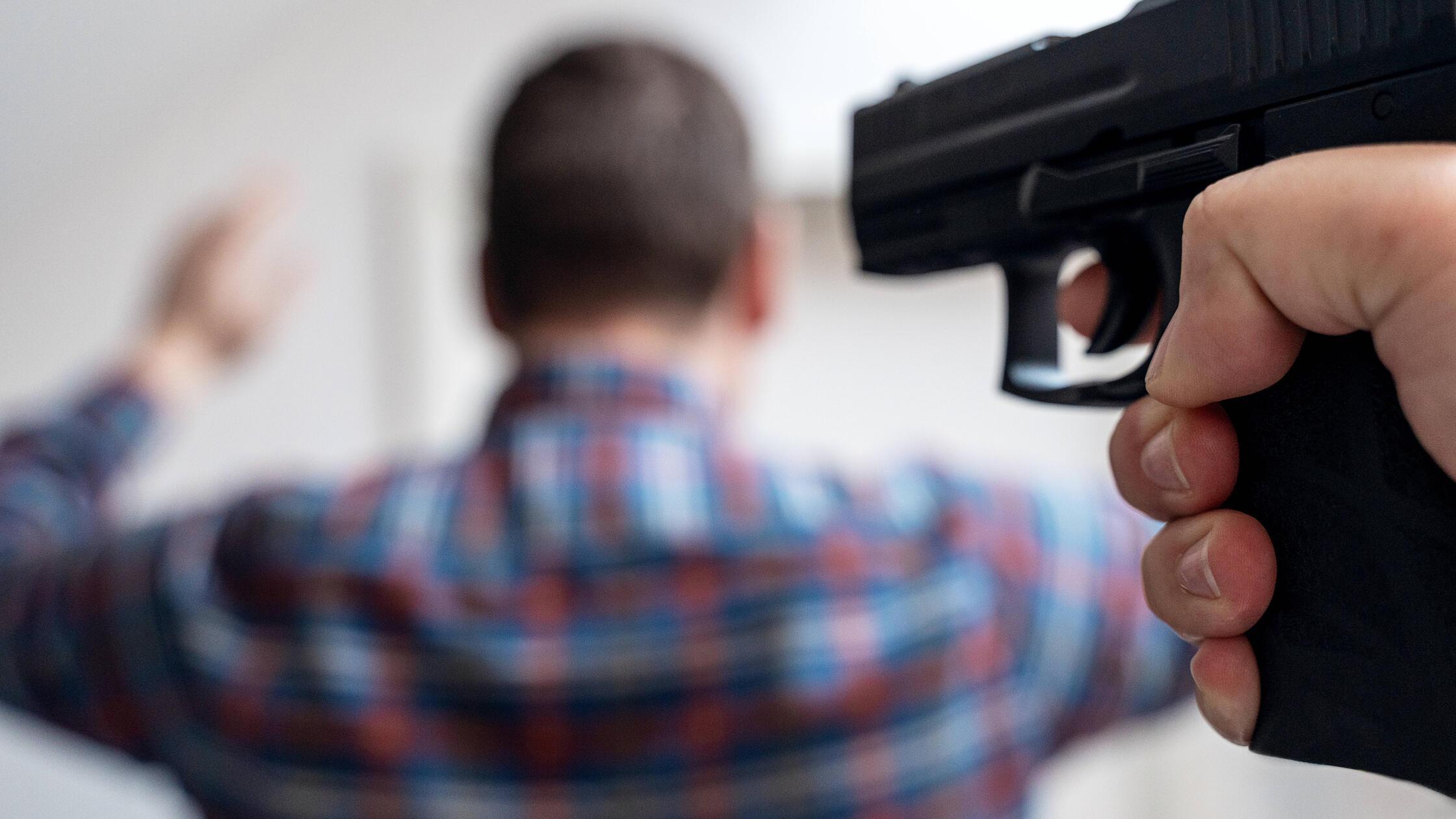 Angestellter mit Waffe bedroht und verletzt: Raubüberfall auf ...