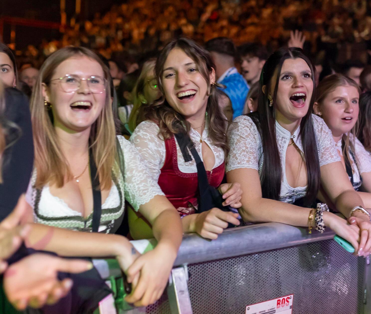 Tream live in Nürnberg: Die Fans kommen im Dirndl, der Musiker macht ...