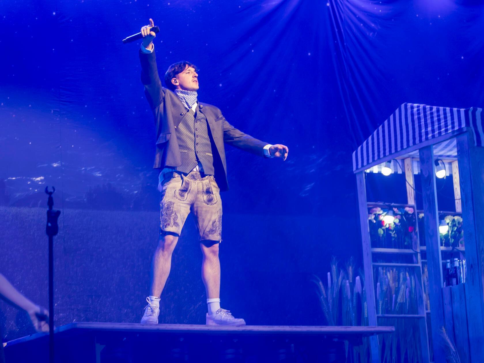 Schlagerrapper und Superstar: Tream in Nürnberg - Fans im Dirndl ...