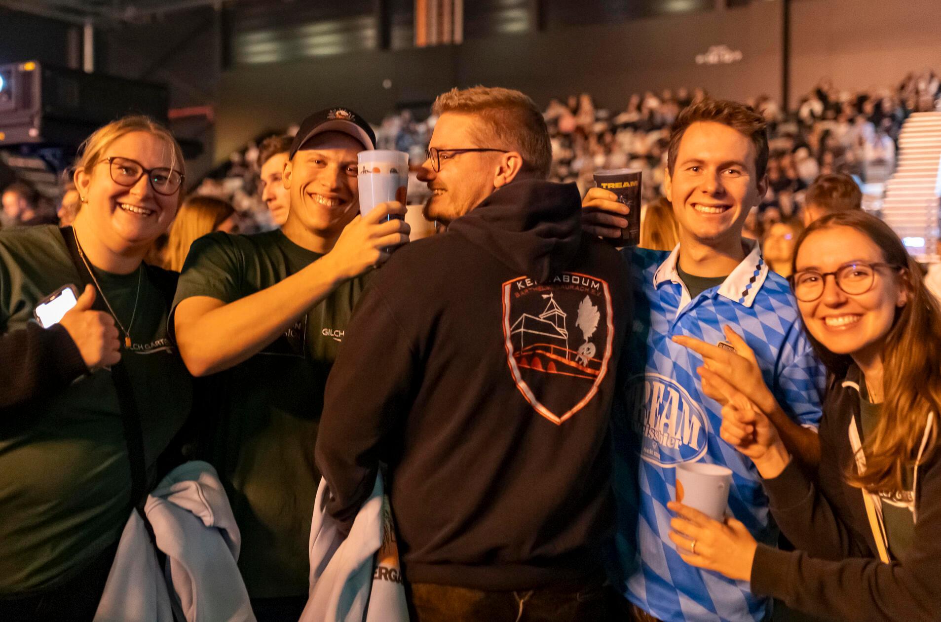 Schlagerrapper und Superstar: Tream in Nürnberg - Fans im Dirndl ...