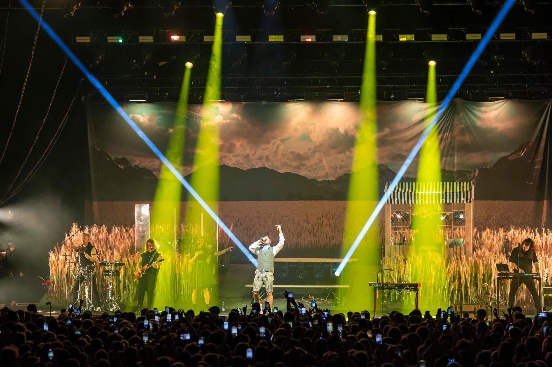 Schlagerrapper und Superstar: Tream in Nürnberg - Fans im Dirndl ...