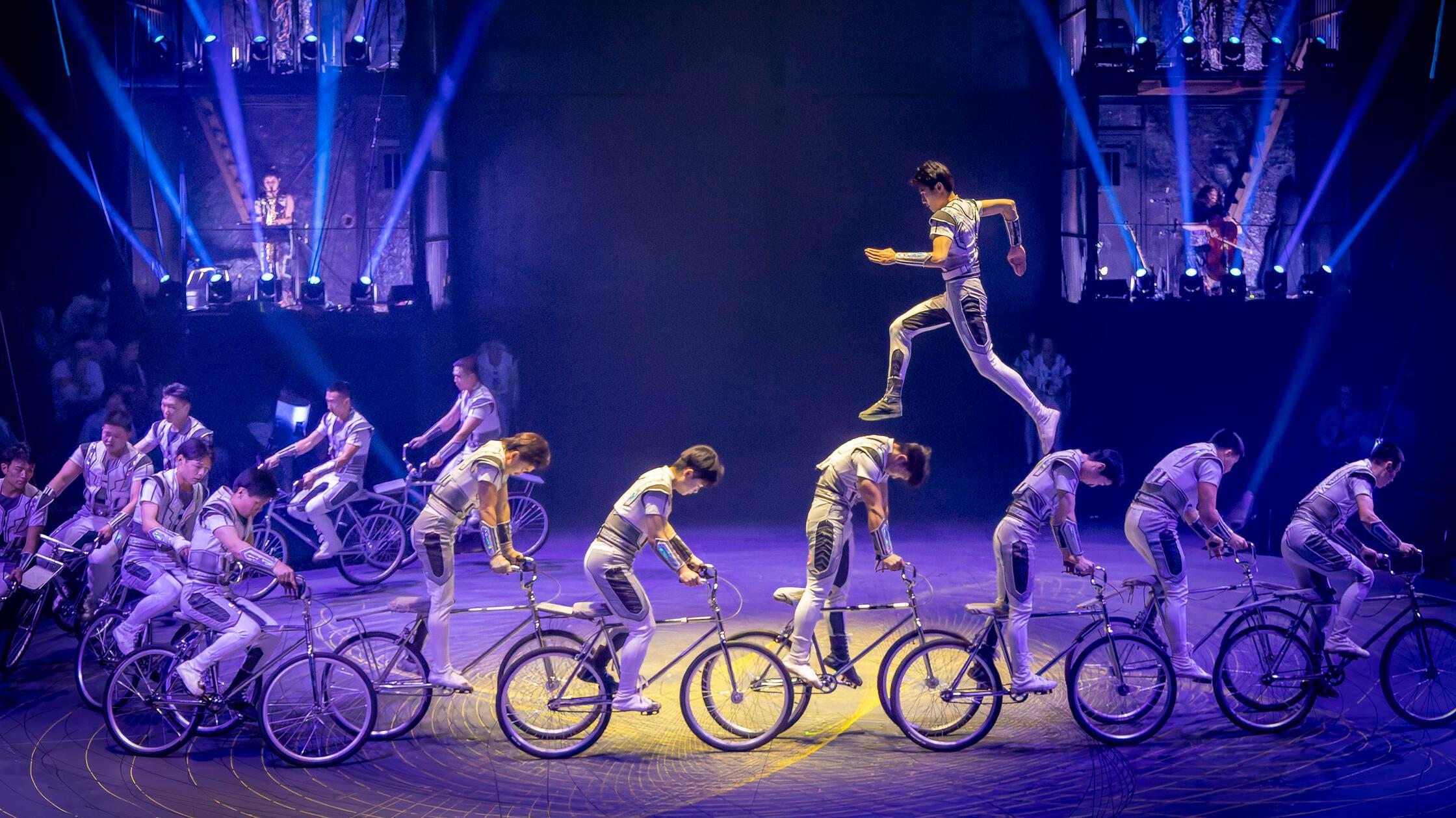 Flic Flac X-Mas Show 2025/2026 in Nürnberg: Vorverkauf gestartet – Neuigkeiten und Gourmet-Erlebnis