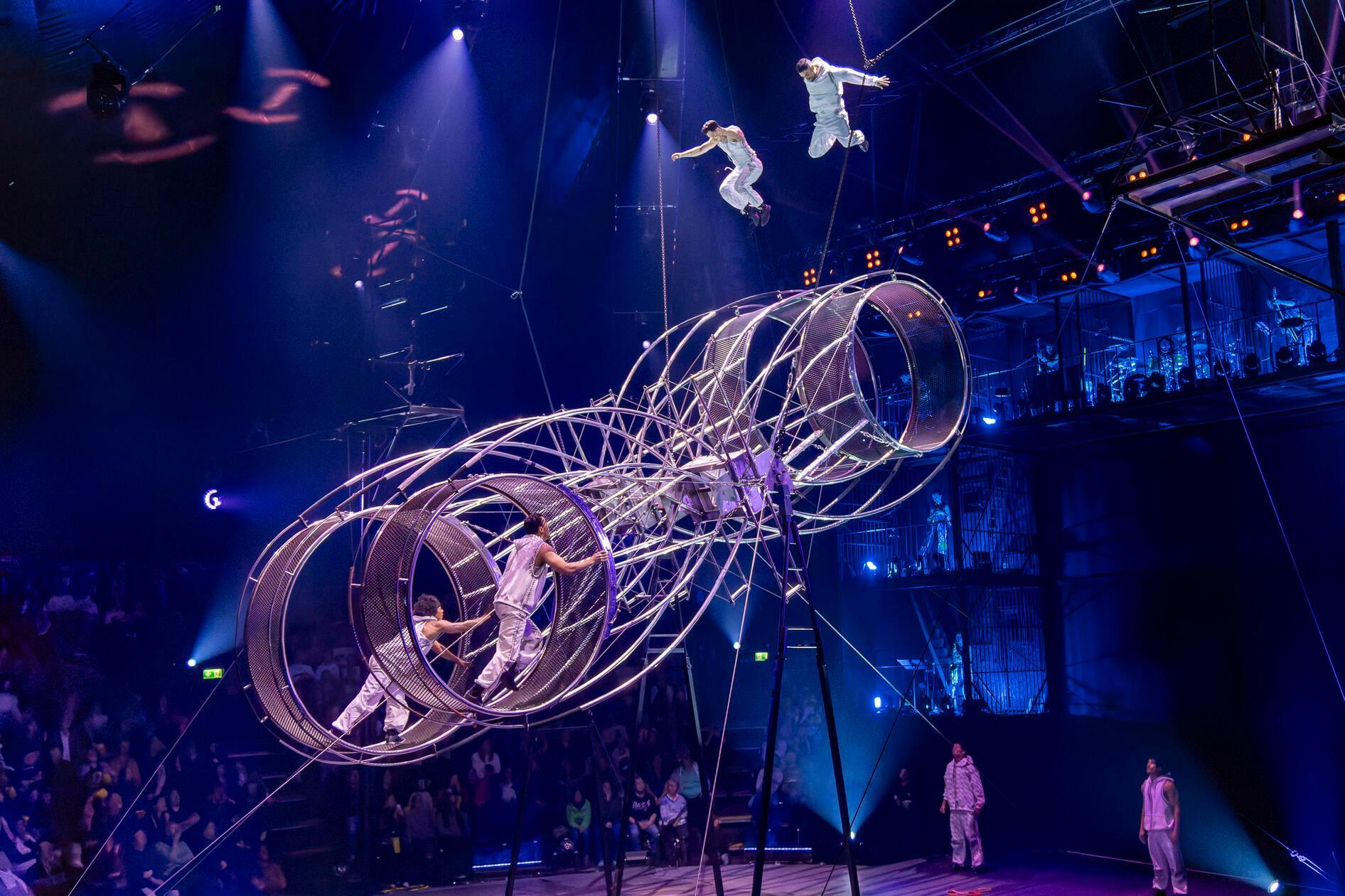 Neue Weihnachtsshow: Zirkus Flic Flac lädt zur "Show der Superlative ...