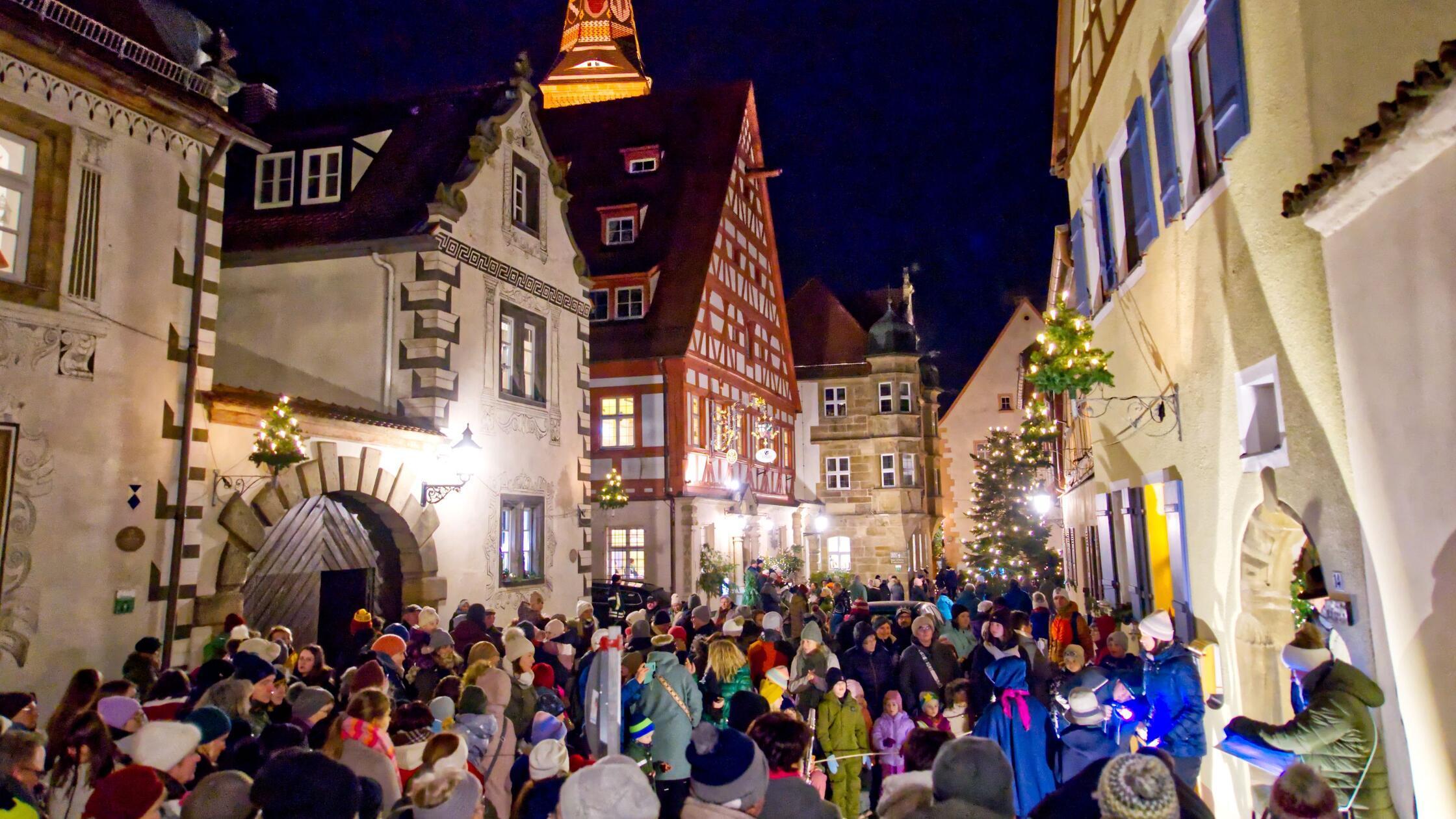 Ein Abschluss mit Knalleffekt: Der Sternlesmarkt in Wolframs-Eschenbach ...