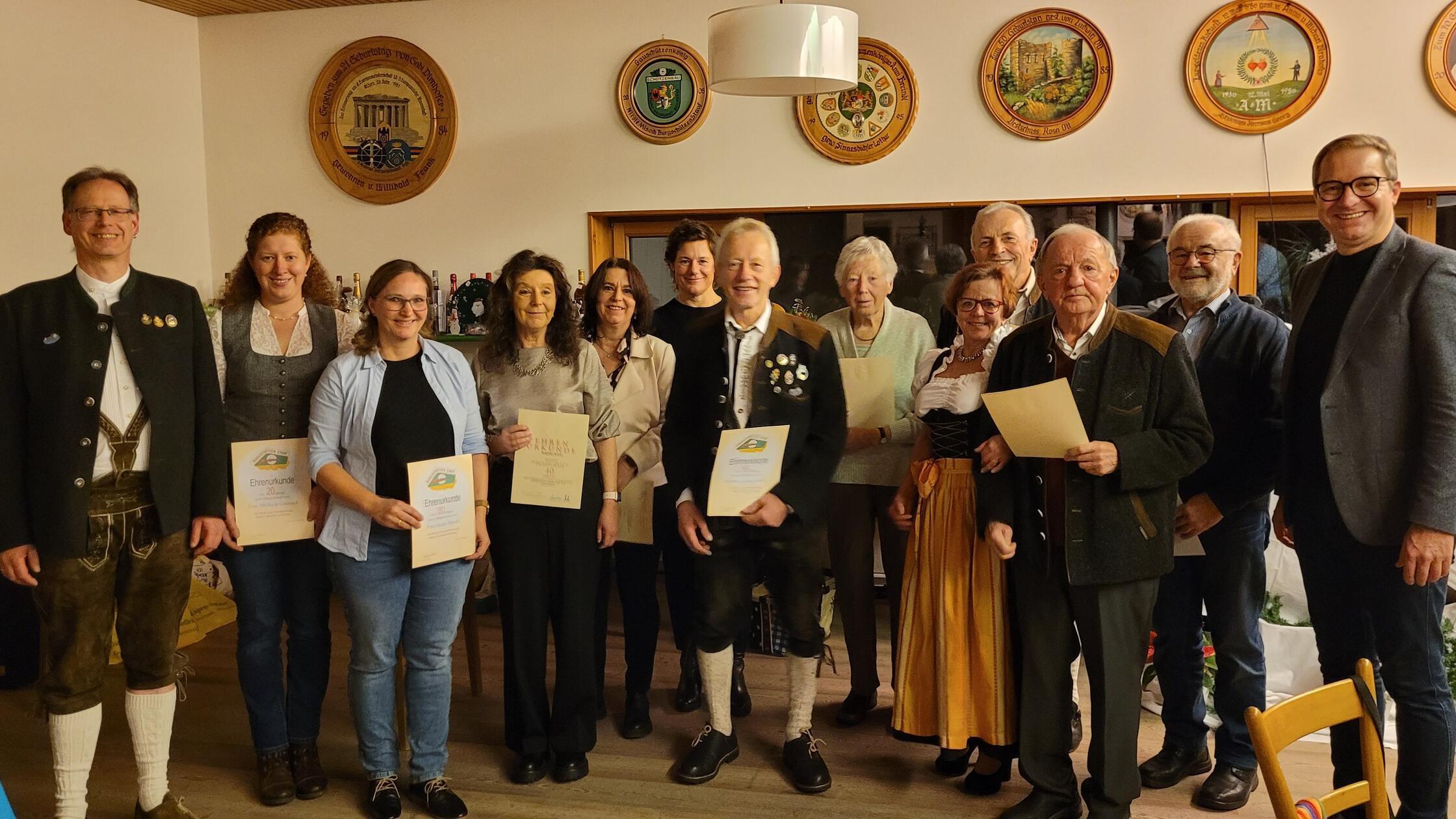 „Zusammenhalt ist wichtig“: Die Burgschützen Stauf trafen sich zur ...