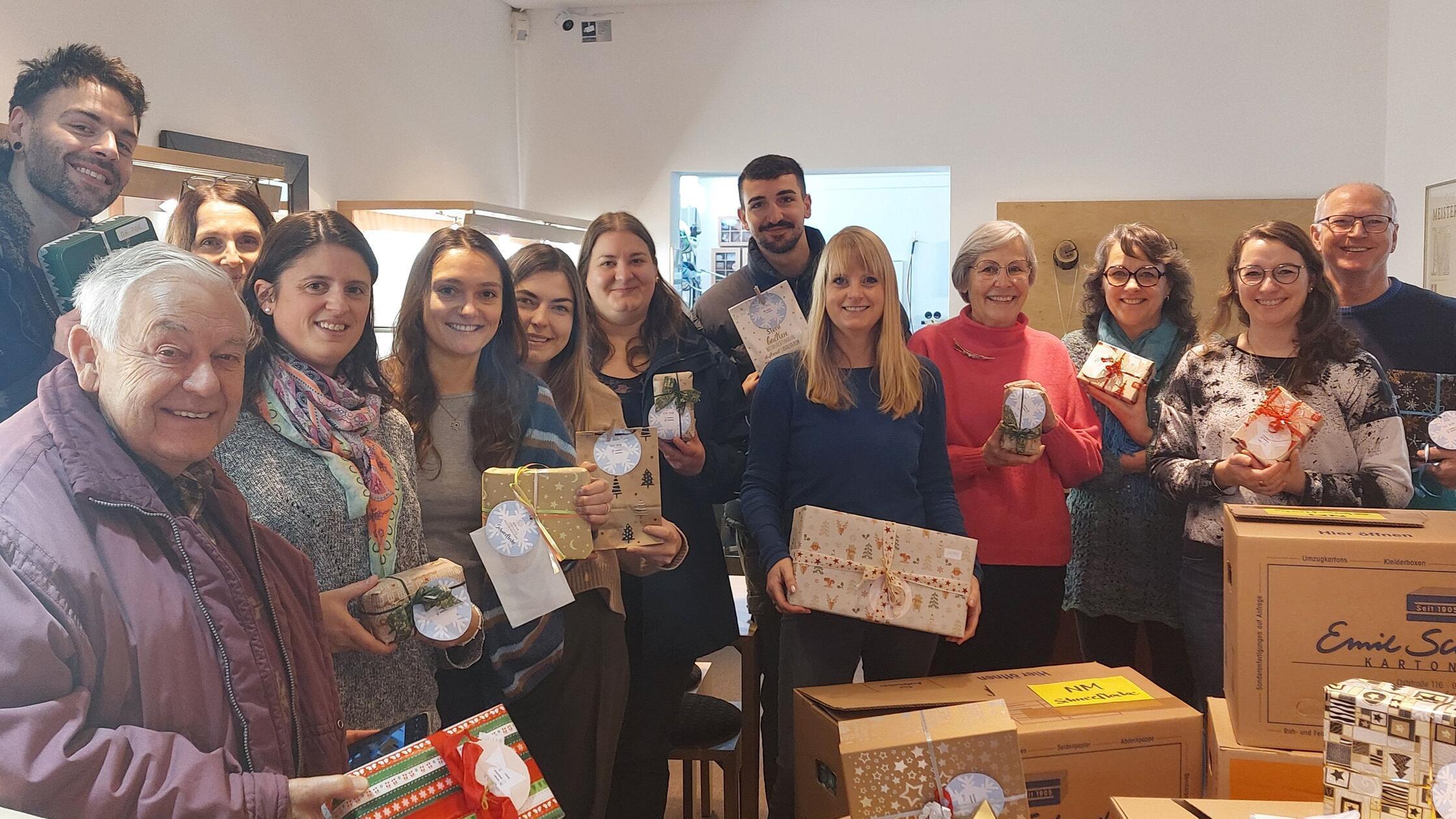 Herzenswünsche erfüllt: 250 liebevoll gepackte Päckchen für Bedürftige ...