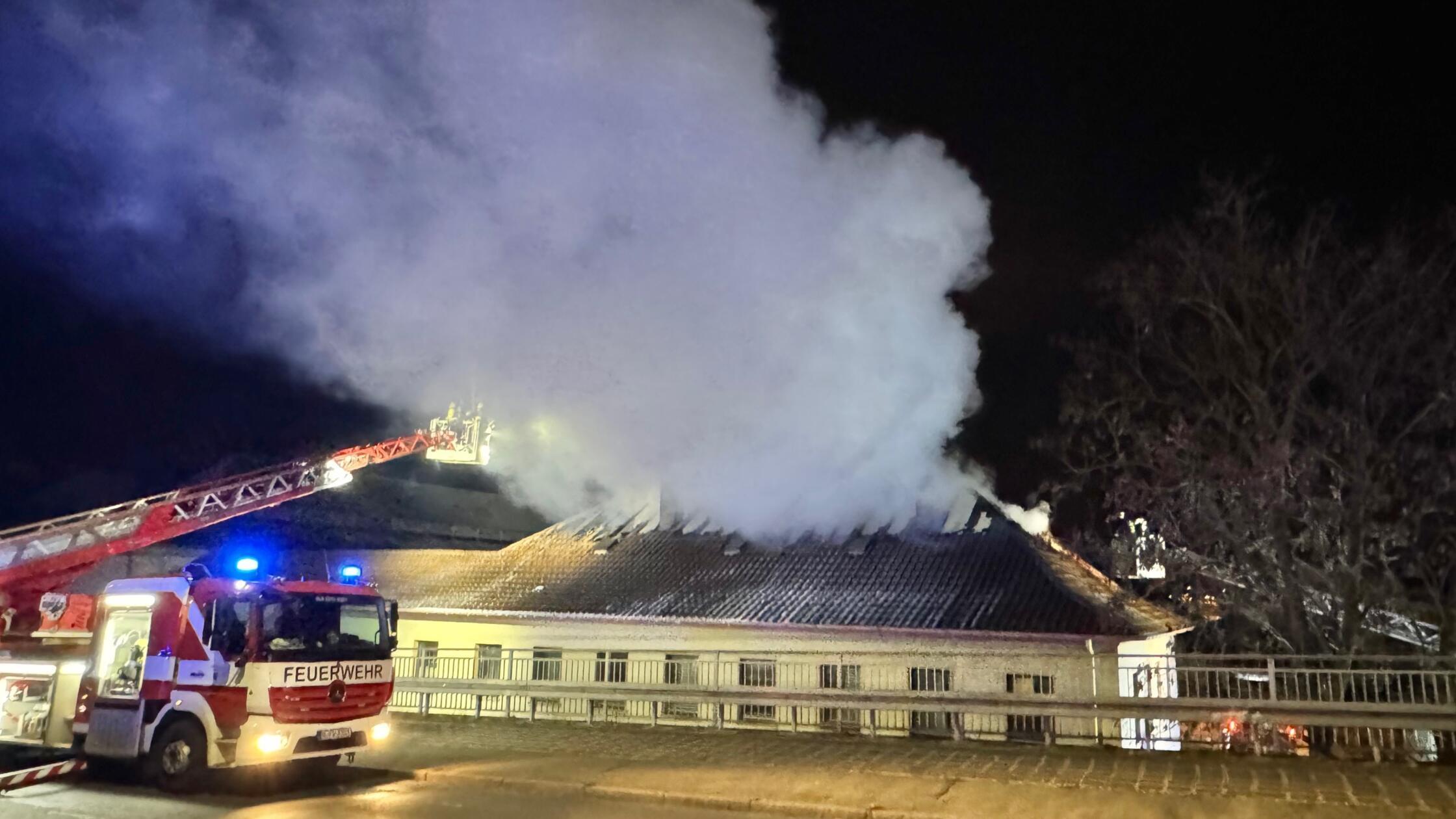 Mitten in der Nacht: Feuerwehr Nürnberg musste gleich zu zwei ...