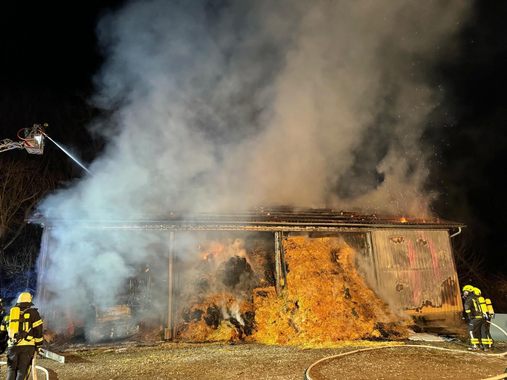 Großeinsatz in Franken: Mit Stroh gefüllte Scheune in Vollbrand - rund ...
