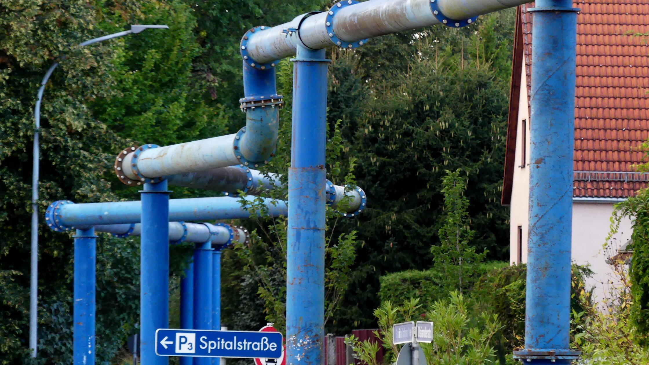Straßensperre in Gunzenhausen: Die blauen Rohre am Landesamt für Schule ...