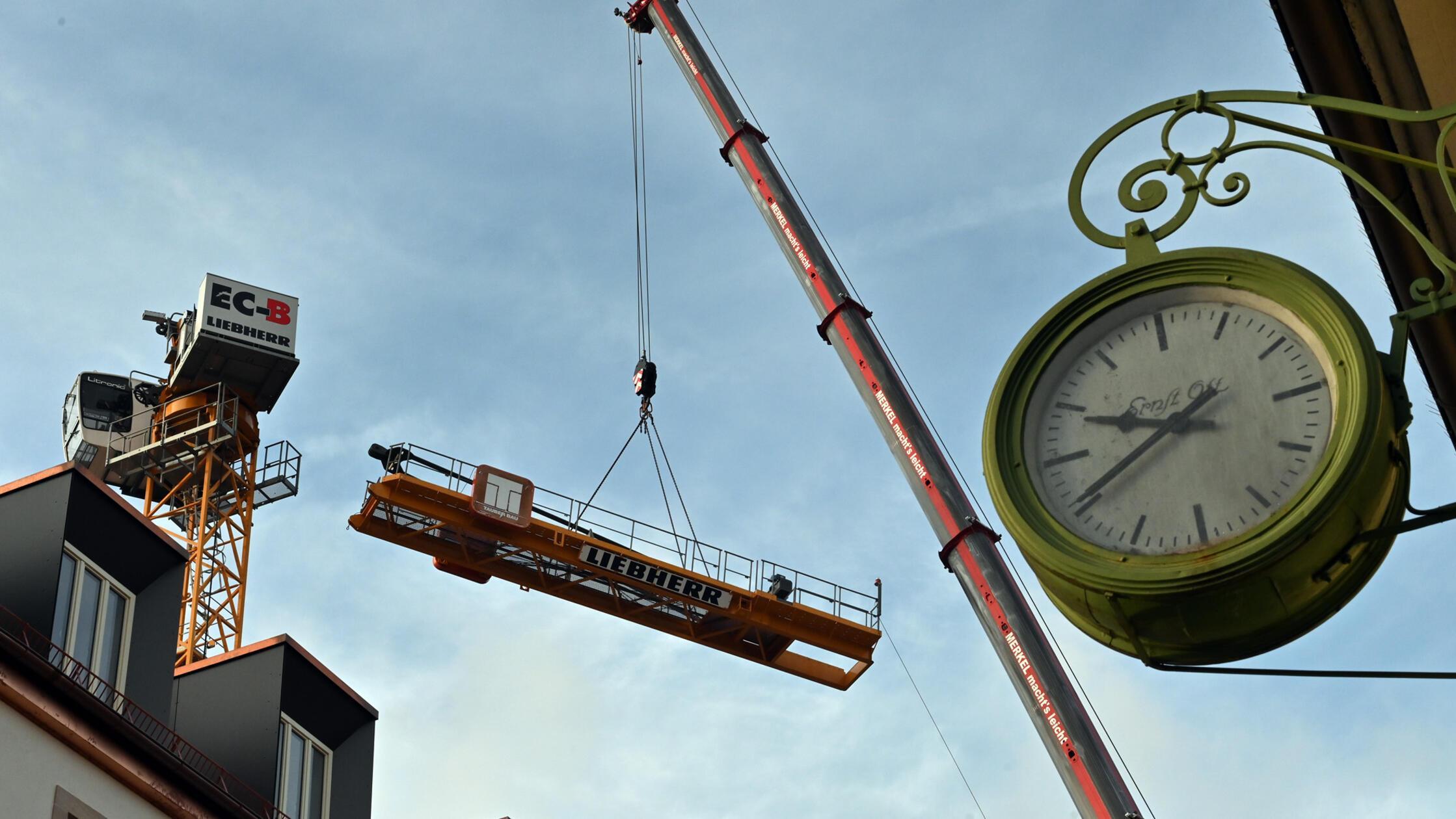 Spektakuläre Aktion: So wurde mitten in Erlangen ein 40-Meter-Baukran ...